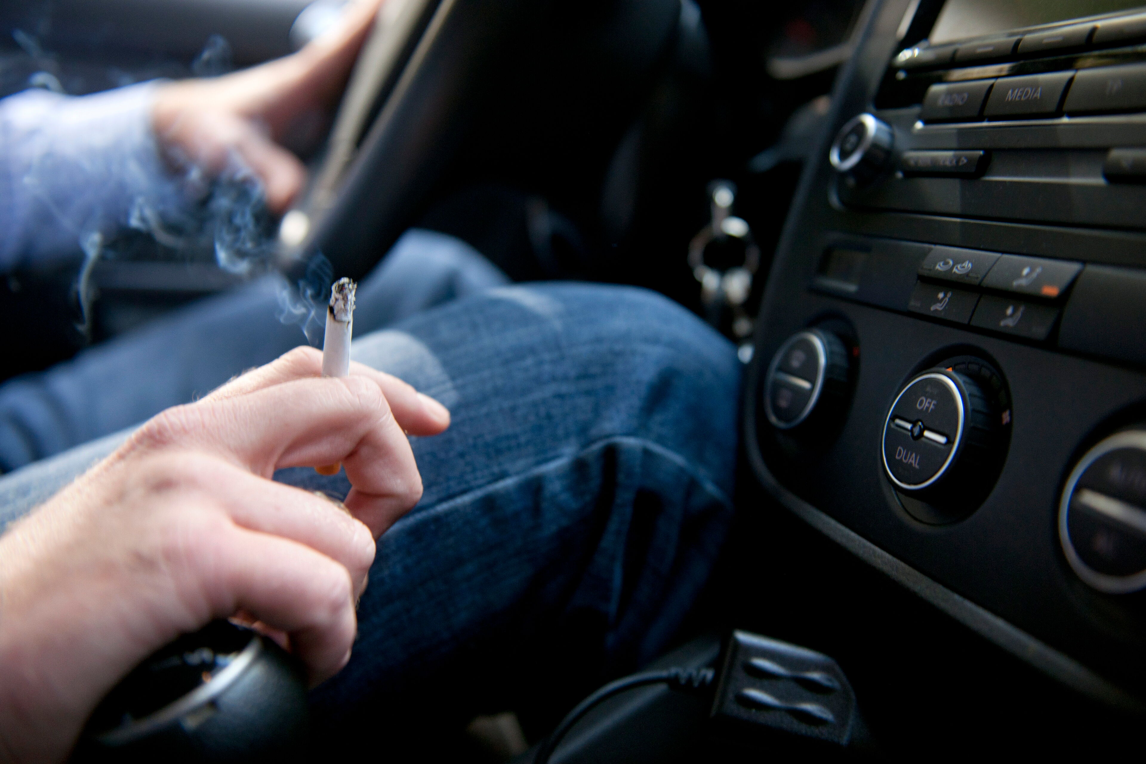 Roken in de auto met kinderen op de achterbank? Vanaf volgende week ...