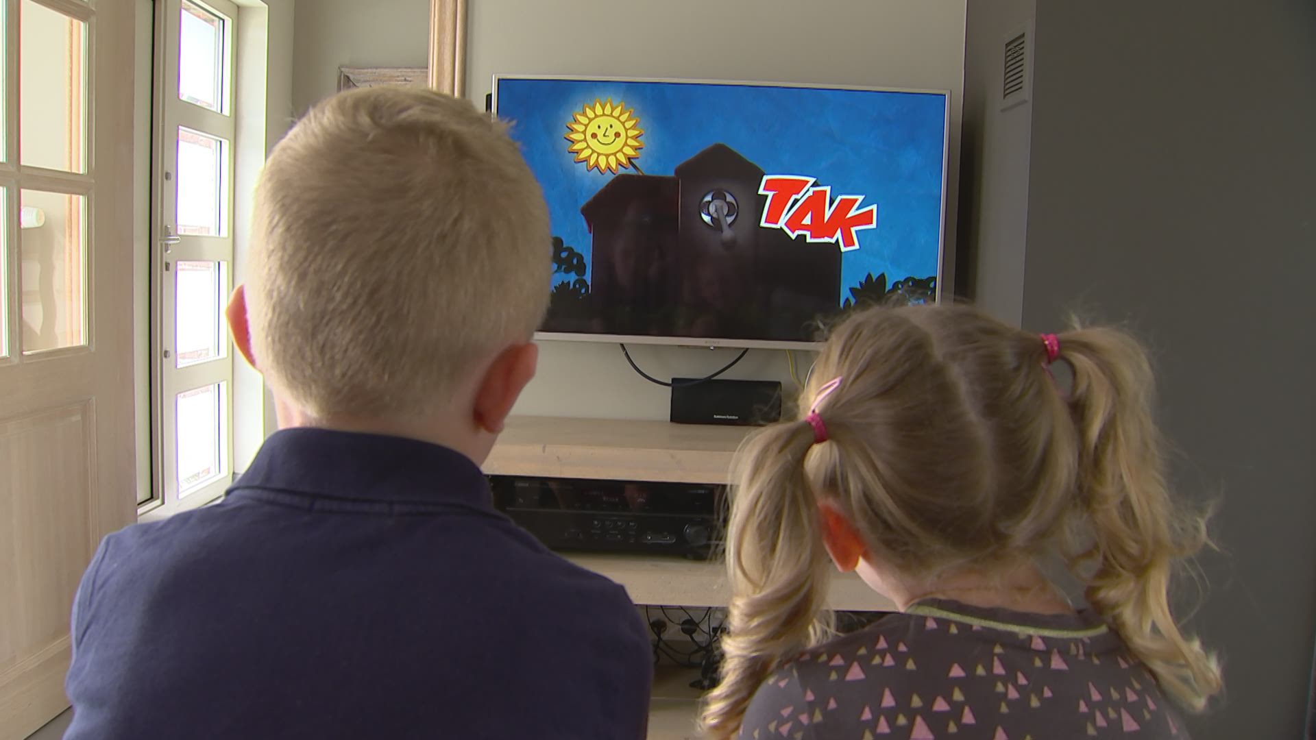 Nieuwe "Tik Tak" van start: VRT NWS ging oud-figuranten Liva en Sara ...