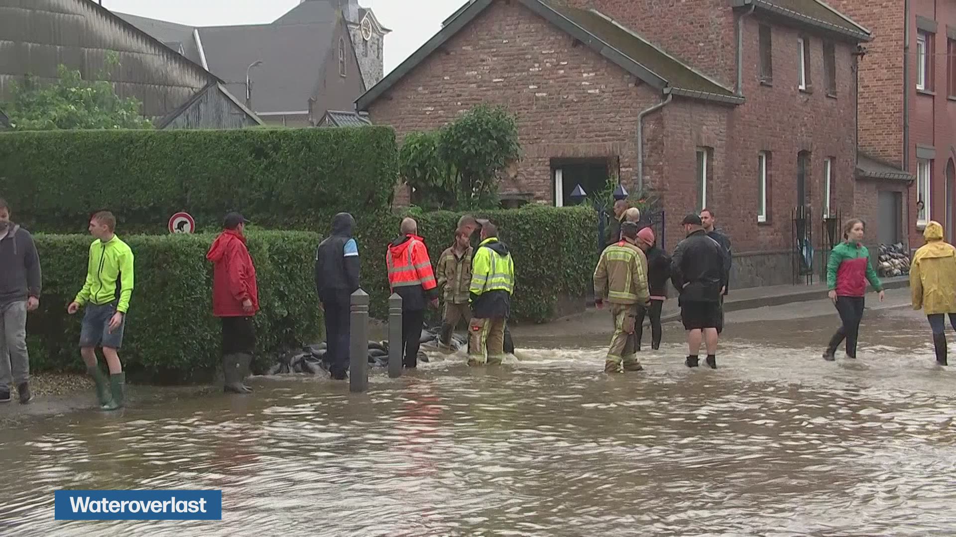 Zware wateroverlast in Voeren: rivier Berwijn buiten de oevers, tientallen huizen onder water ...