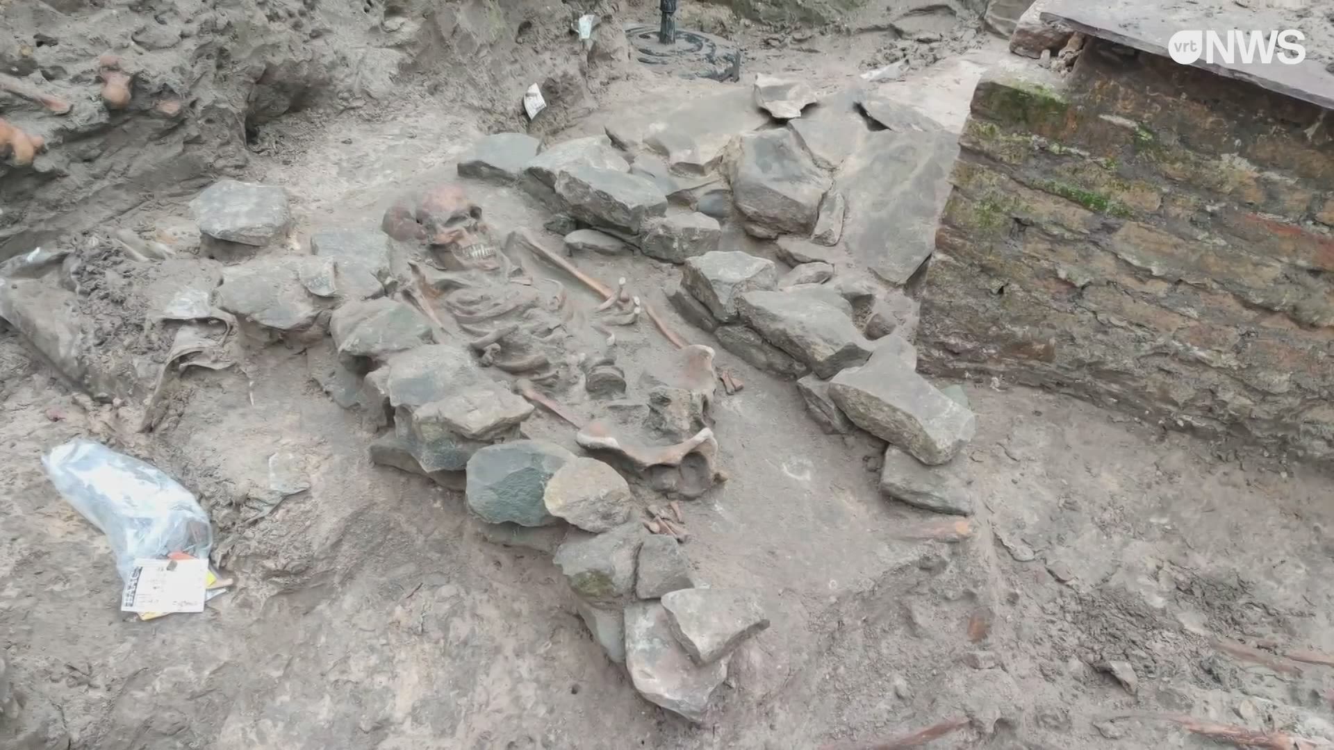 Graven van 1.000 jaar oud met menselijke vormen ontdekt in Brugge, oudste archeologische ...