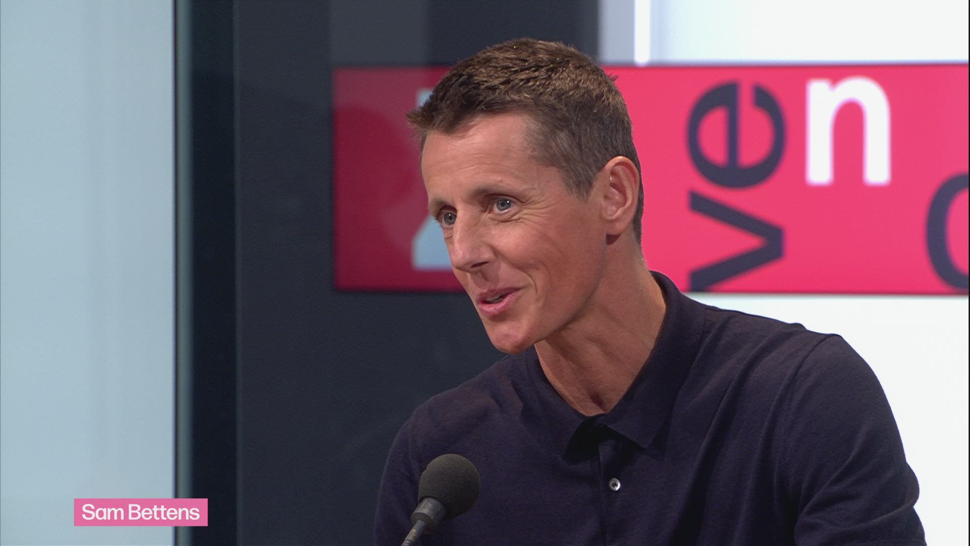 Sam Bettens pronkt met nieuw mannenlichaam in videoclip: "Sta het ...