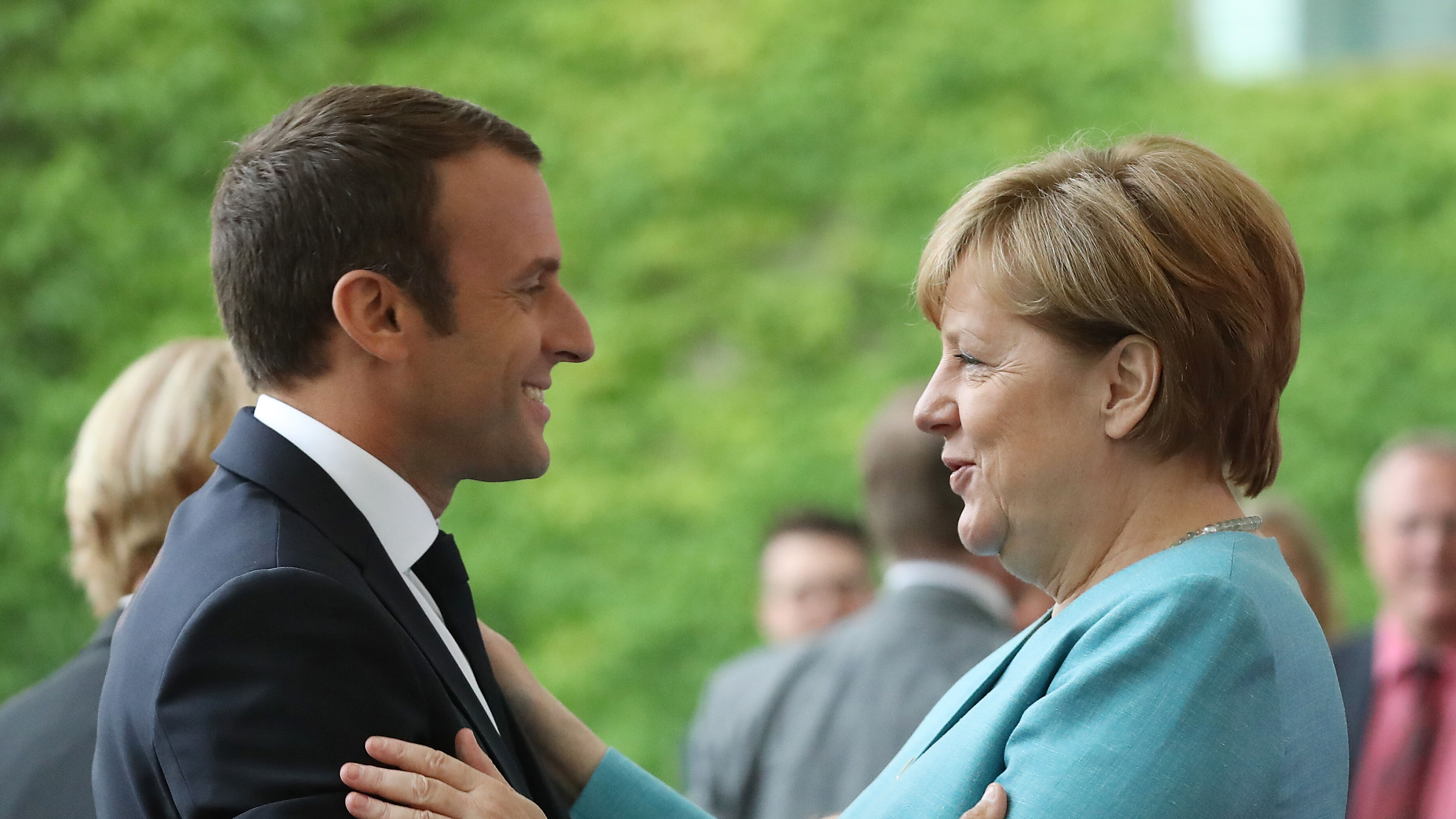 Over saunabezoeken, het werkwoord merkeln en de hond van Poetin: het ...