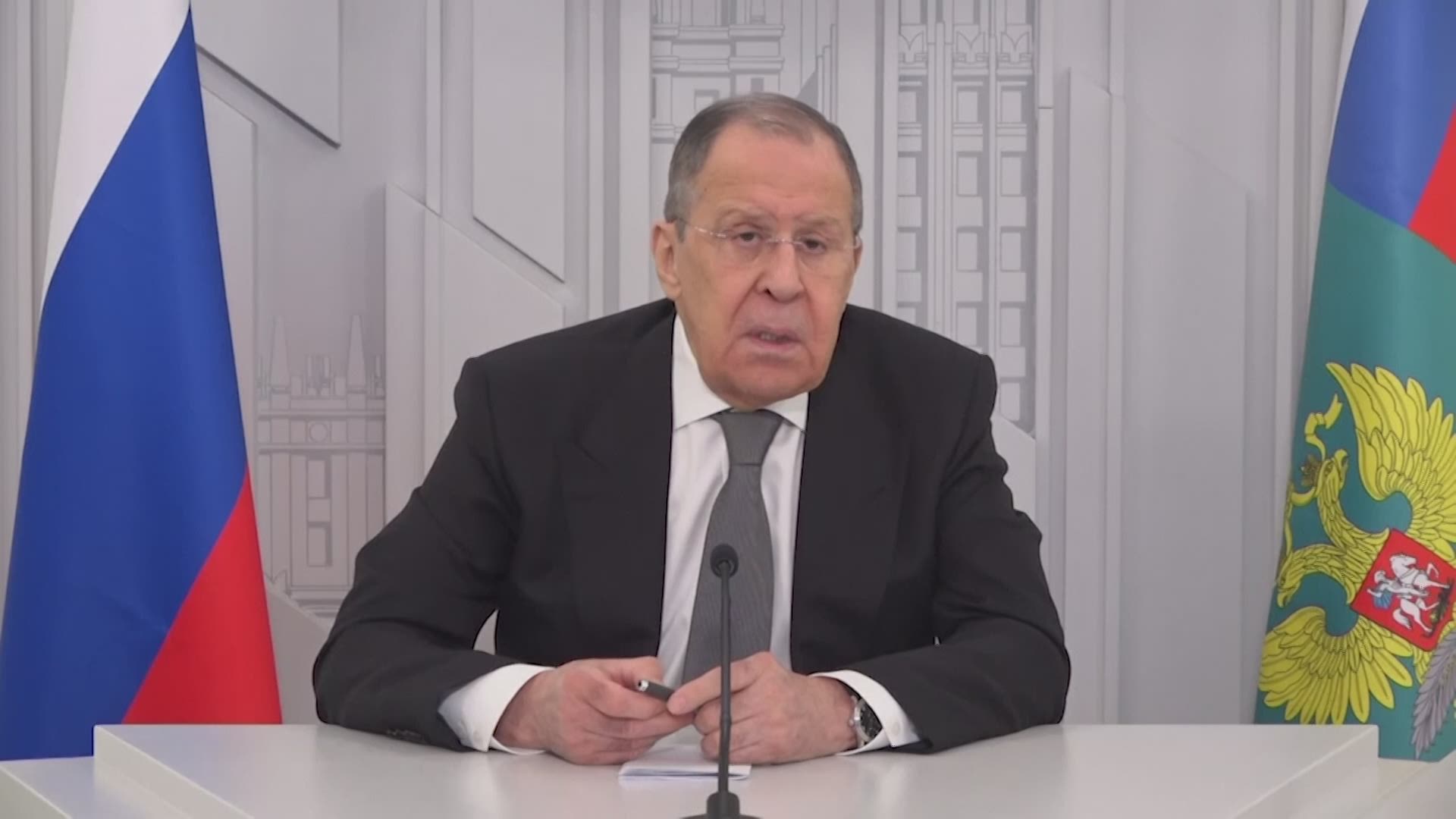 Russische minister Lavrov praat voor het eerst met Europese zender ...