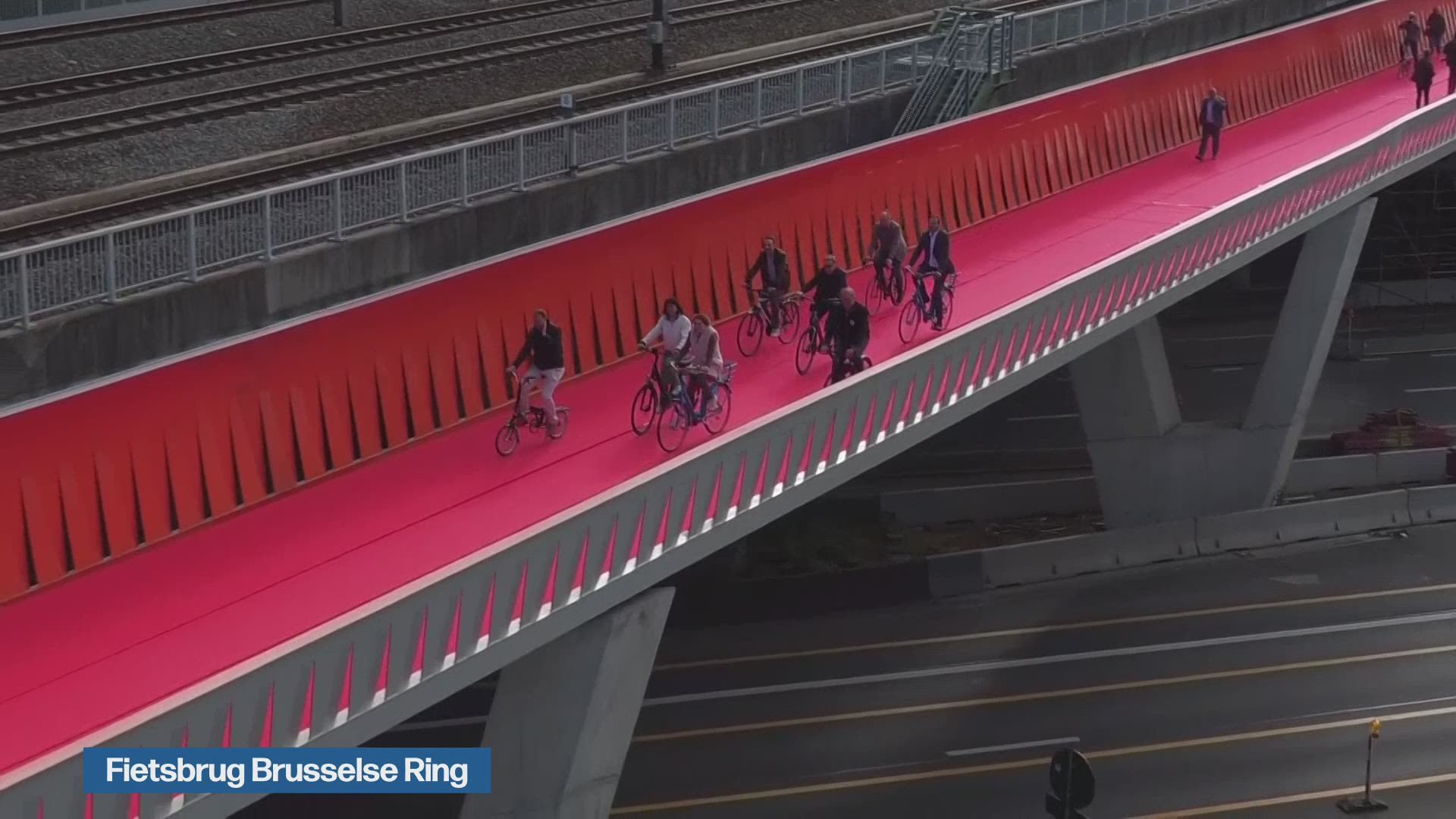 Eerste fietsbrug over Brusselse Ring geopend in Machelen | VRT NWS: nieuws Eerste fietsbrug over Brusselse Ring geopend in Machelen | VRT NWS: nieuws