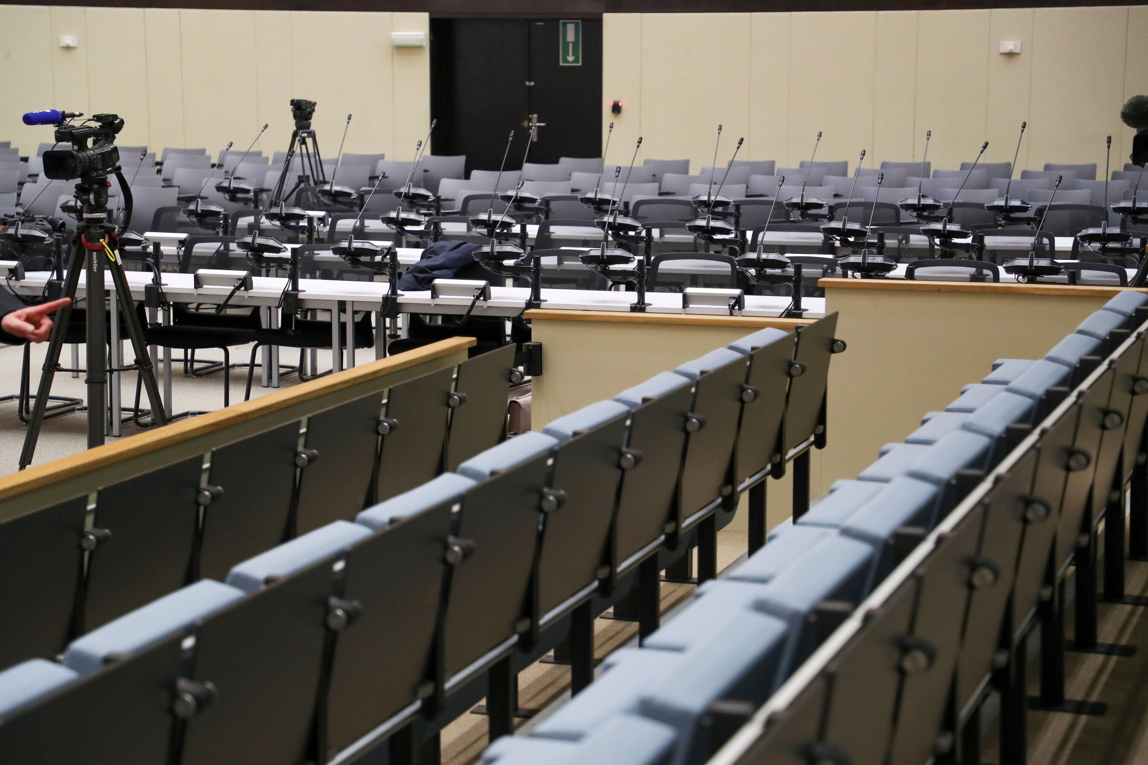 36 juryleden zetten voor minstens een half jaar hun leven "on hold ...