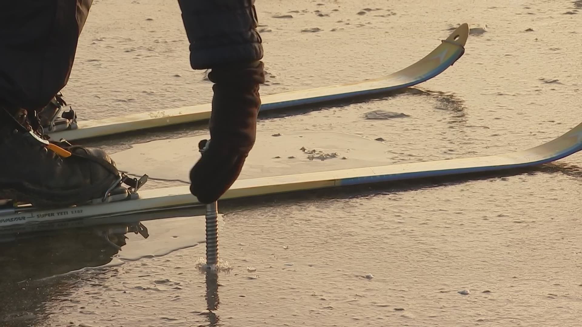 IJsmeester test of ijs dik genoeg is op Bleukensweide in Mechelen ...