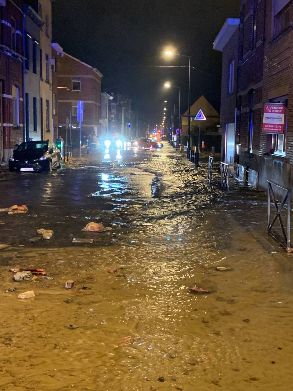 Groot waterlek zet straat blank in Ukkel: verschillende kelders onder ...