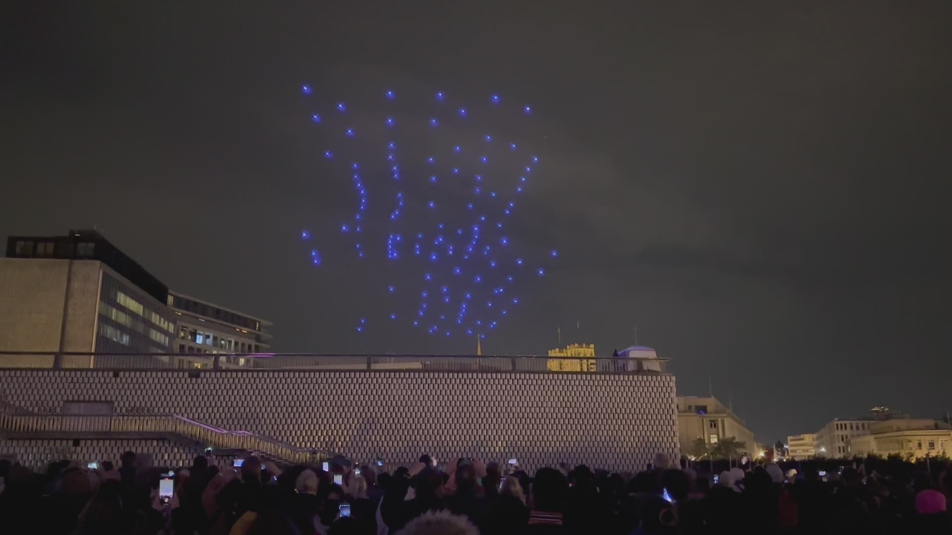 VIDEO: First light show with drones in Brussels | VRT NWS: news