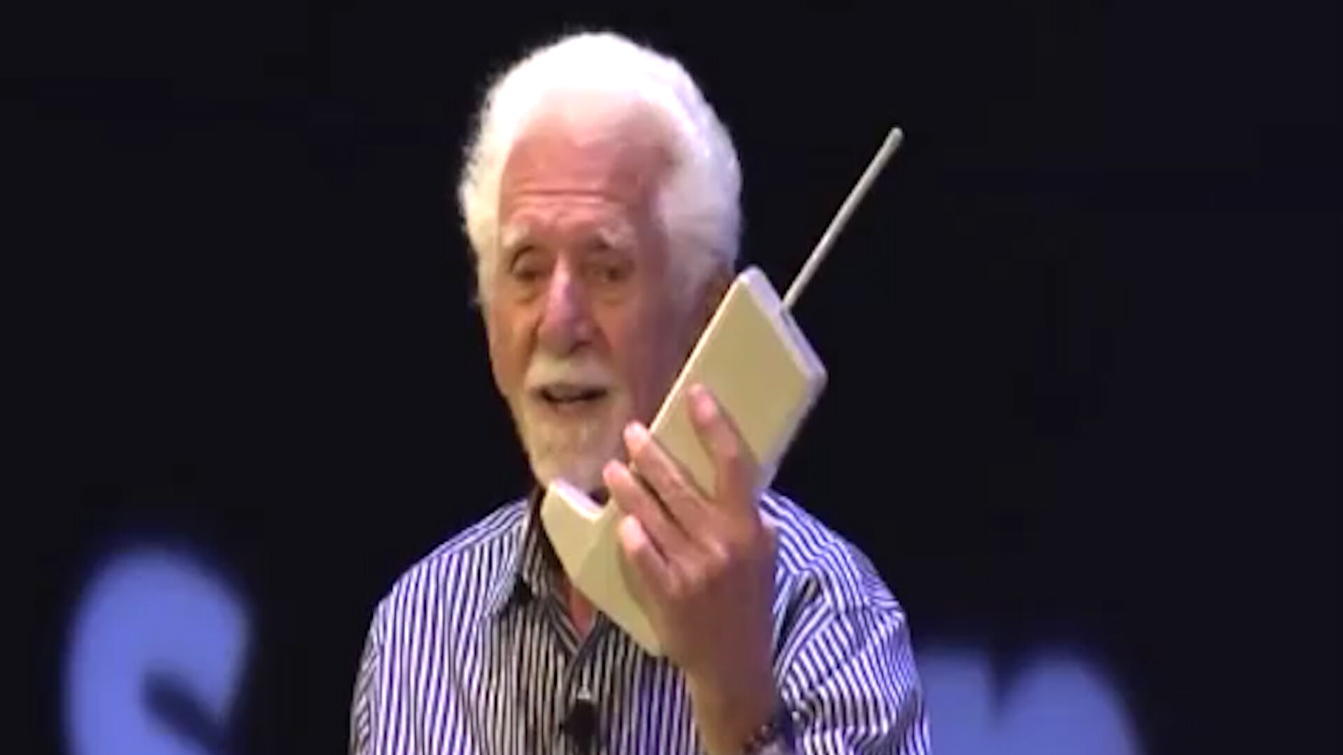 Van baksteen tot smartphone, 50 jaar geleden werd allereerste gsm ...