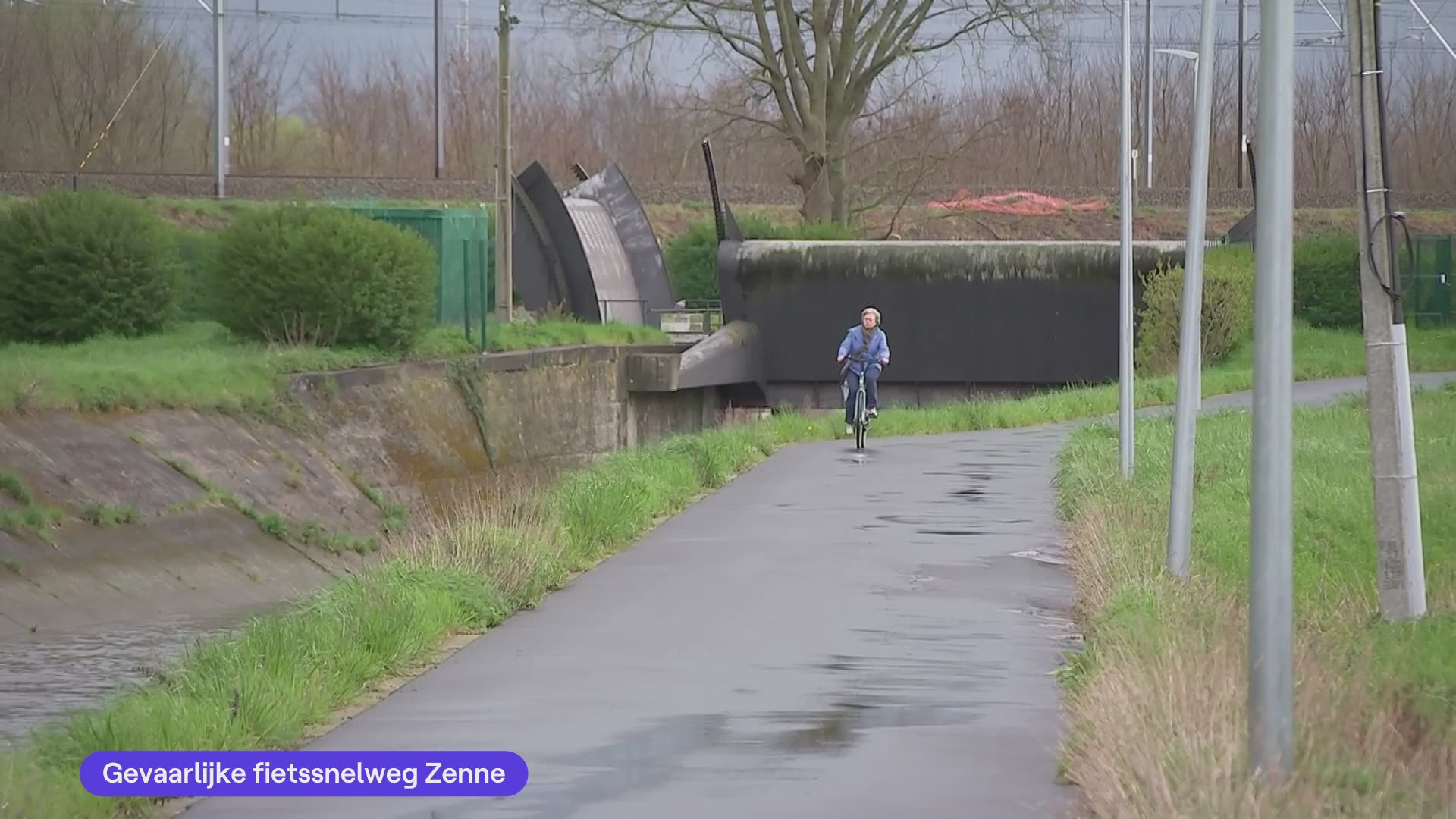 Fietspad langs de Zenne in Zemst, waar vrouw verdronk, wordt veiliger gemaakt met haag of ...
