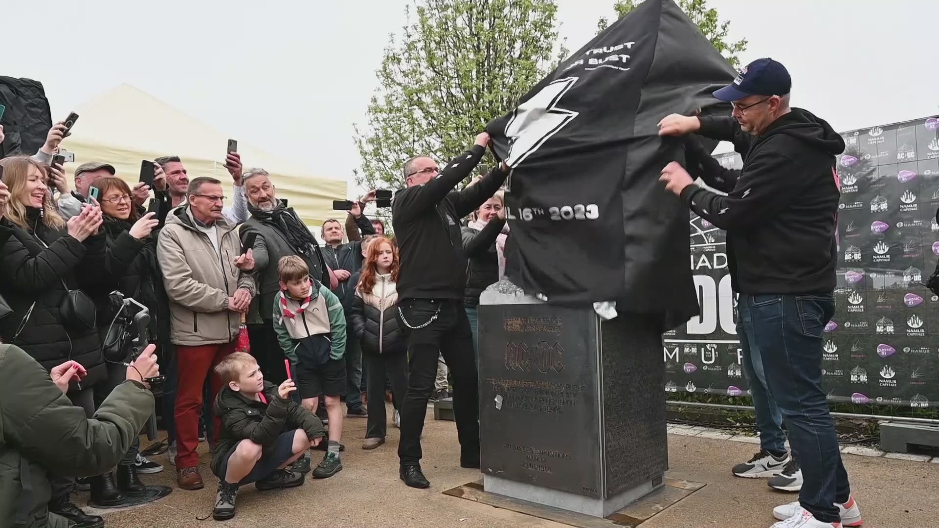 VIDEO: Statue for AC/DC singer Brian Johnson in Namur | VRT NWS: news