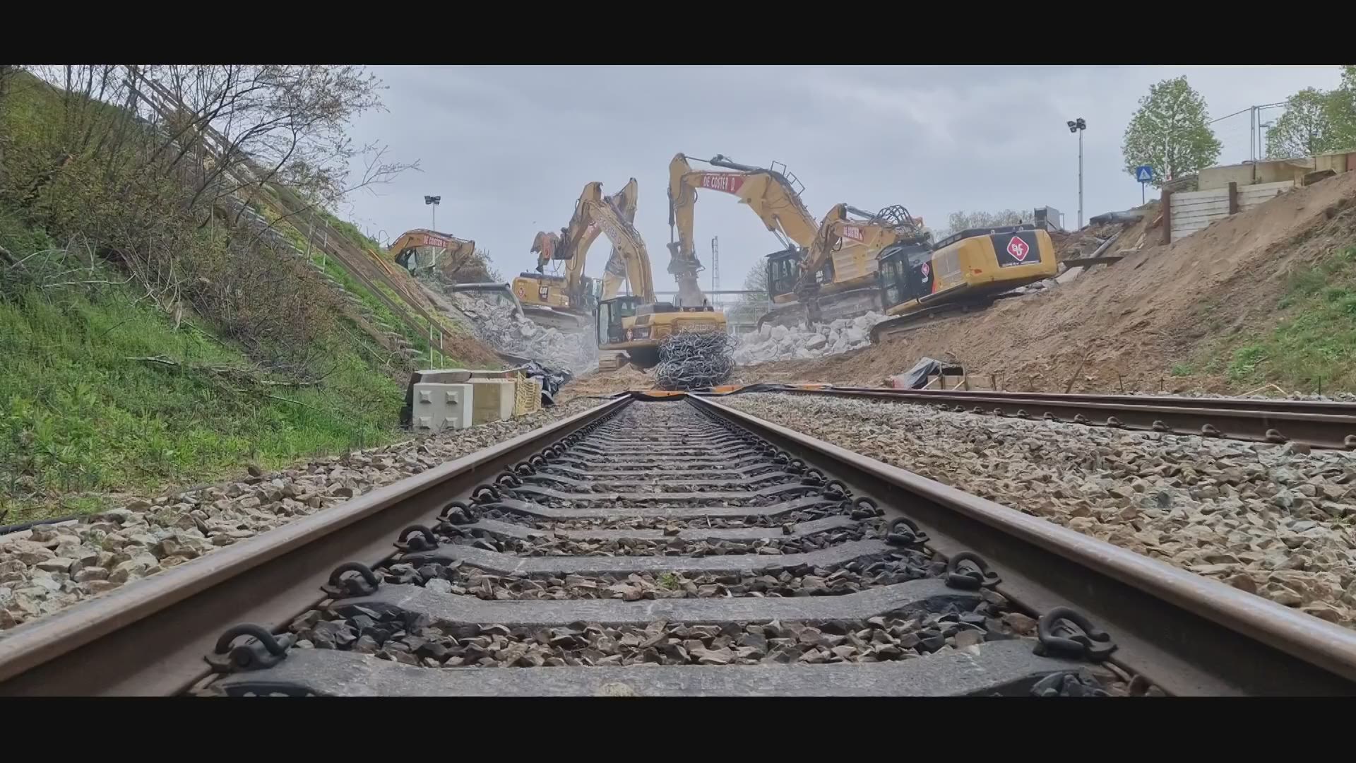 Brug Koerselsesteenweg over treinspoor in Beringen afgebroken voor bouw ...