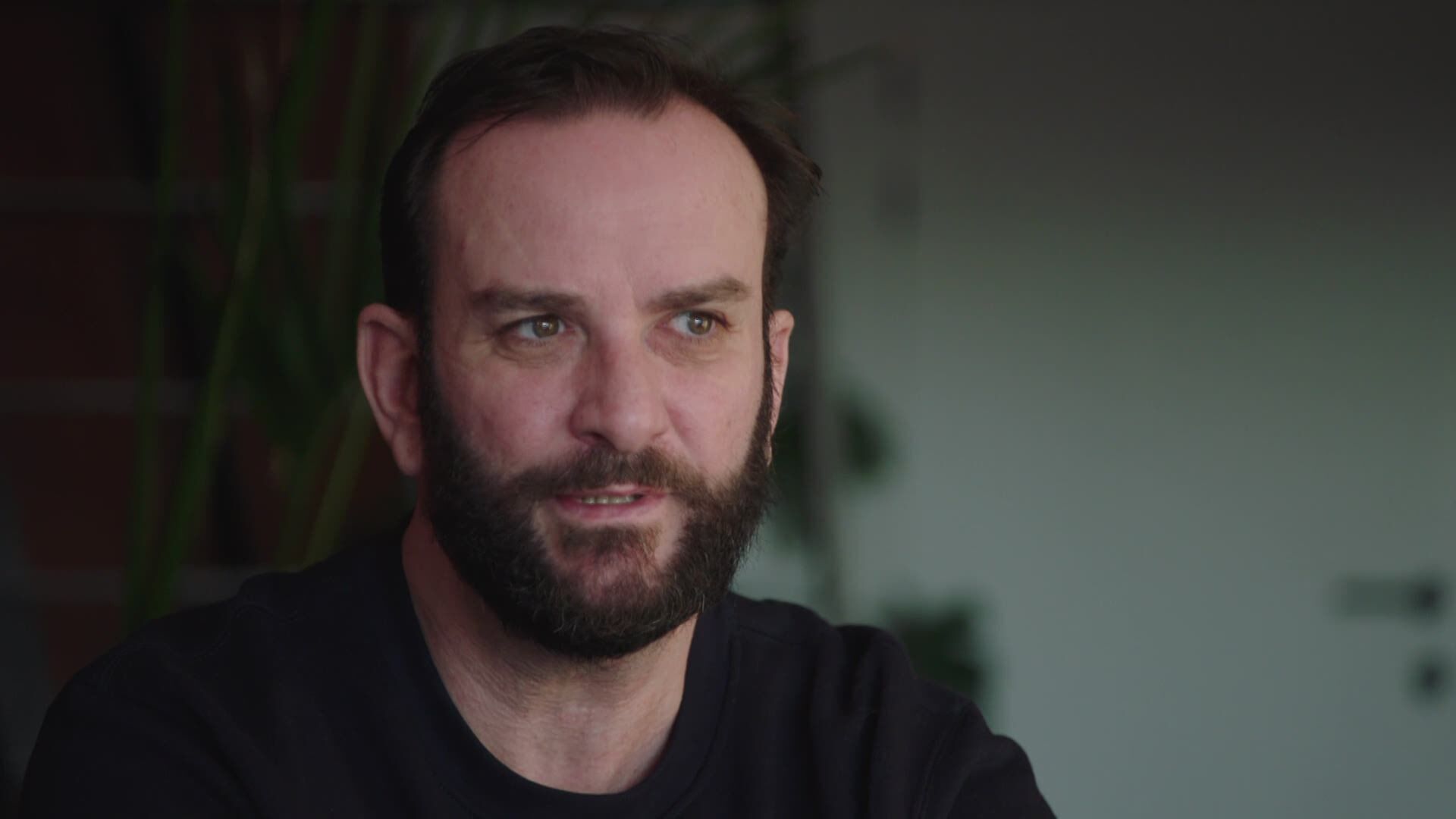 Redgy raakte verlamd na val op werk, maar wacht al 8 jaar op geld van ...