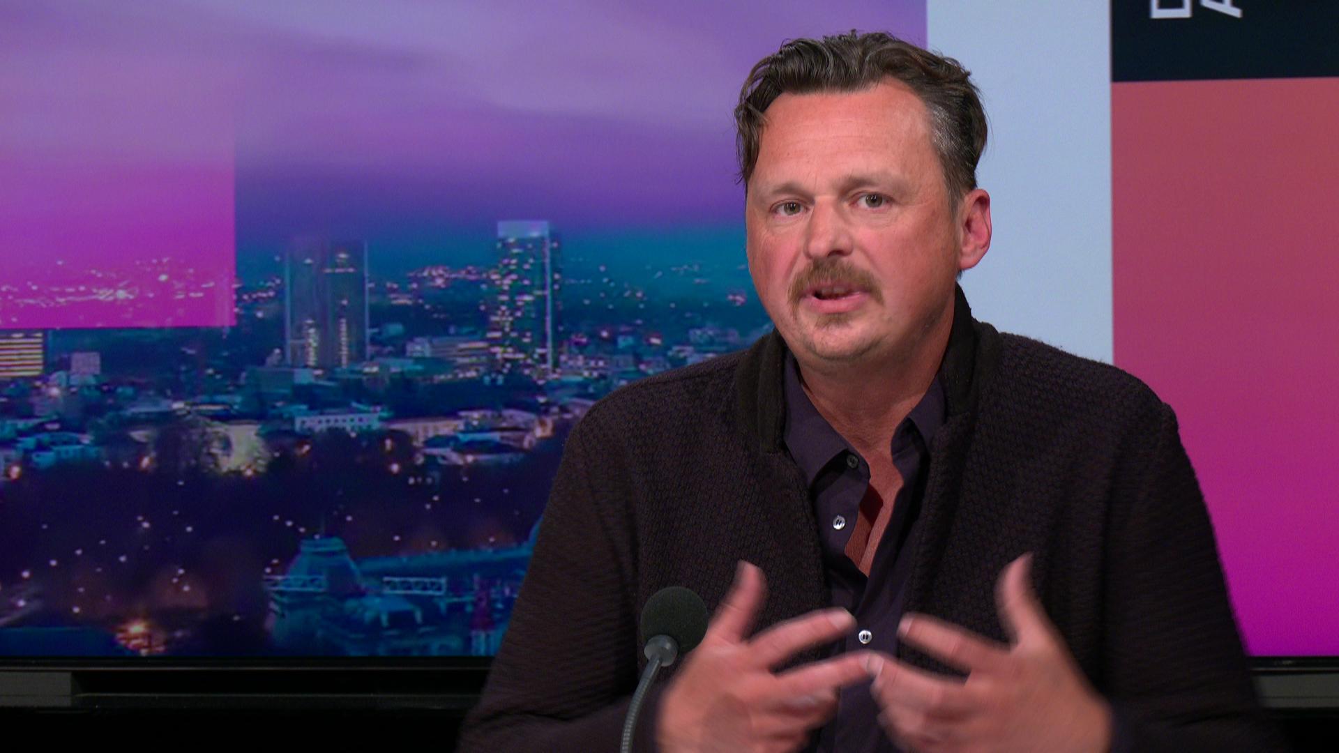 Wat heeft Michaël De Cock, directeur van de KVS in Brussel, met Paris ...