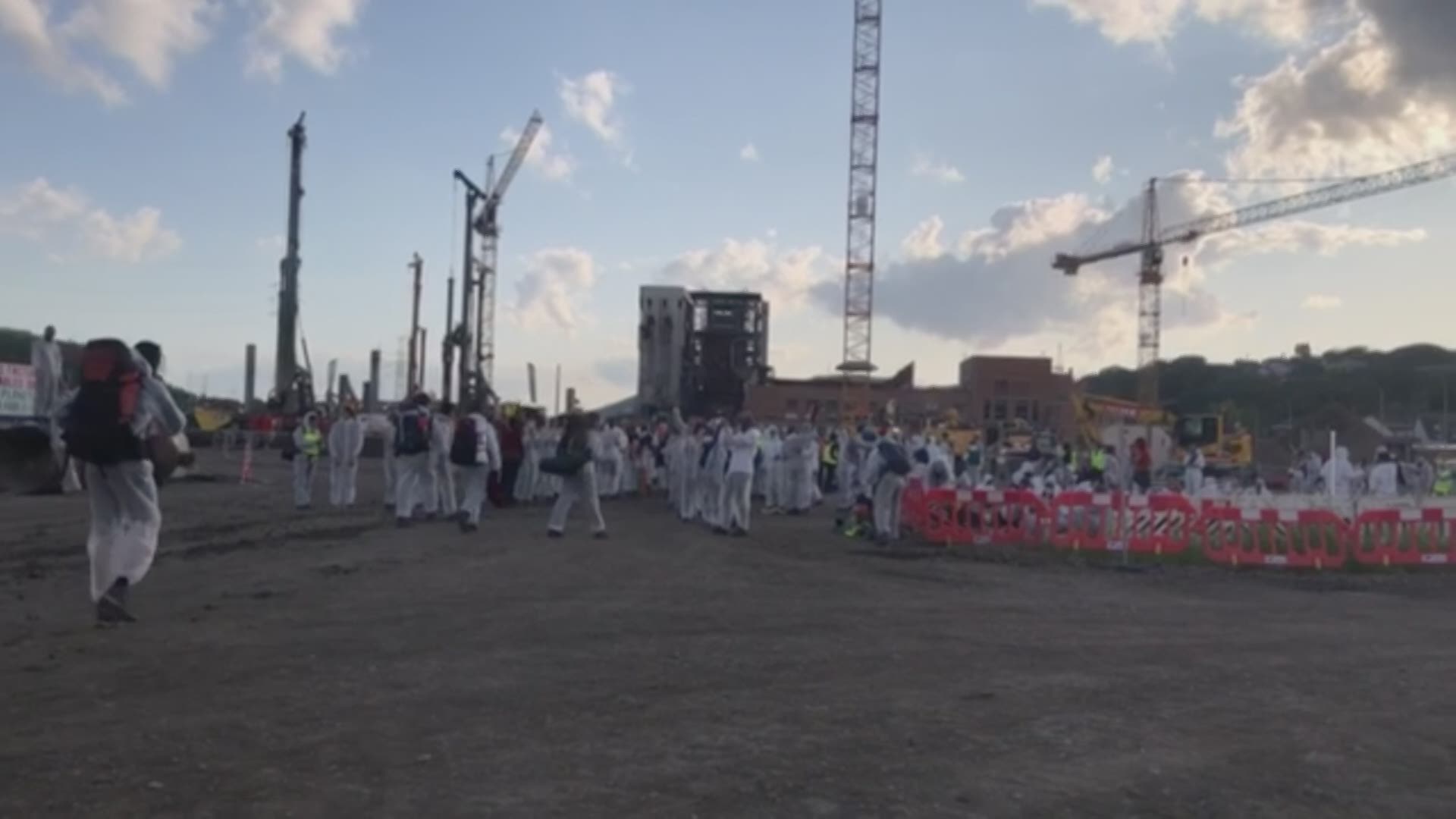 Activisten "Code Rood" bezetten werf van Engie in Flémalle ...
