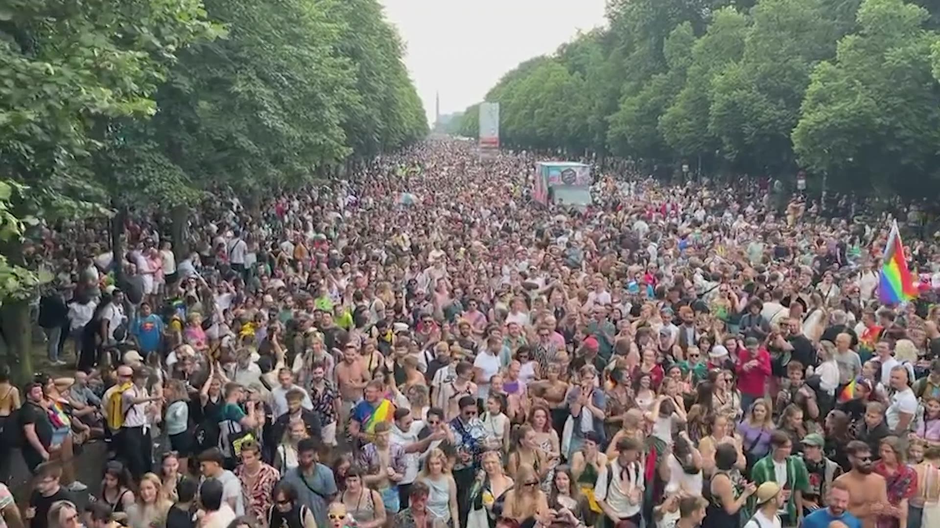 BEKIJK - Honderdduizenden deelnemers van de Berlin Pride kleuren de ...