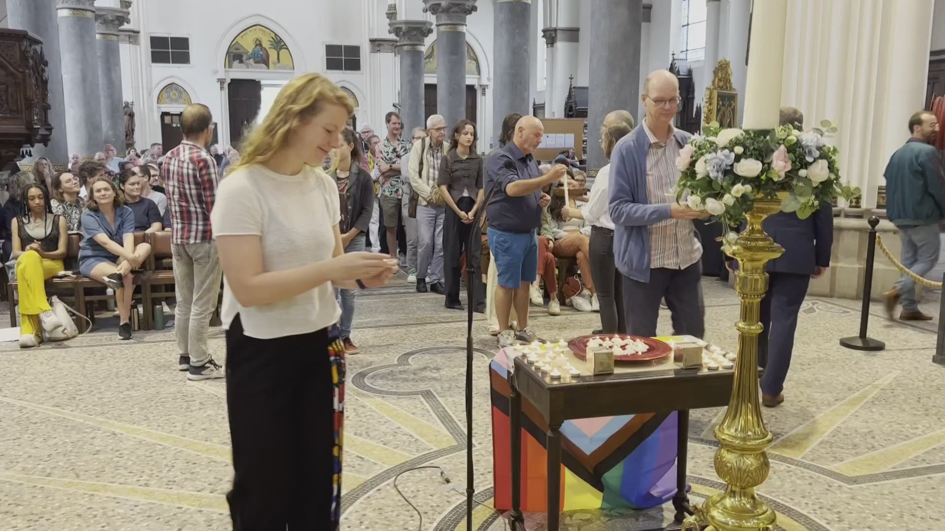 Volle kerk voor misviering van LGBTQ-gemeenschap op Antwerp Pride | VRT ...