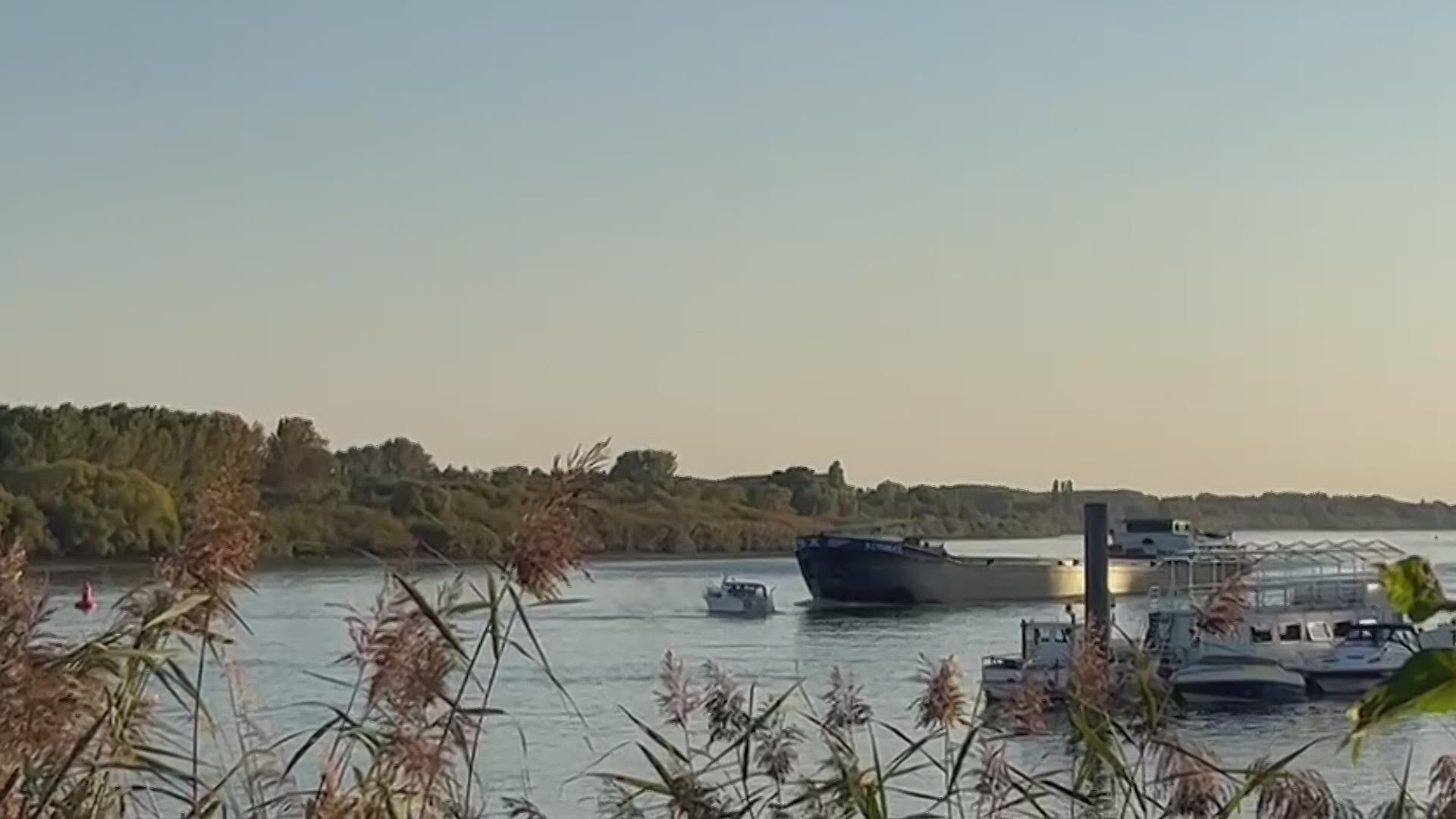 BEKIJK - Omstaander filmt aanvaring tussen binnenvaartschip en ...