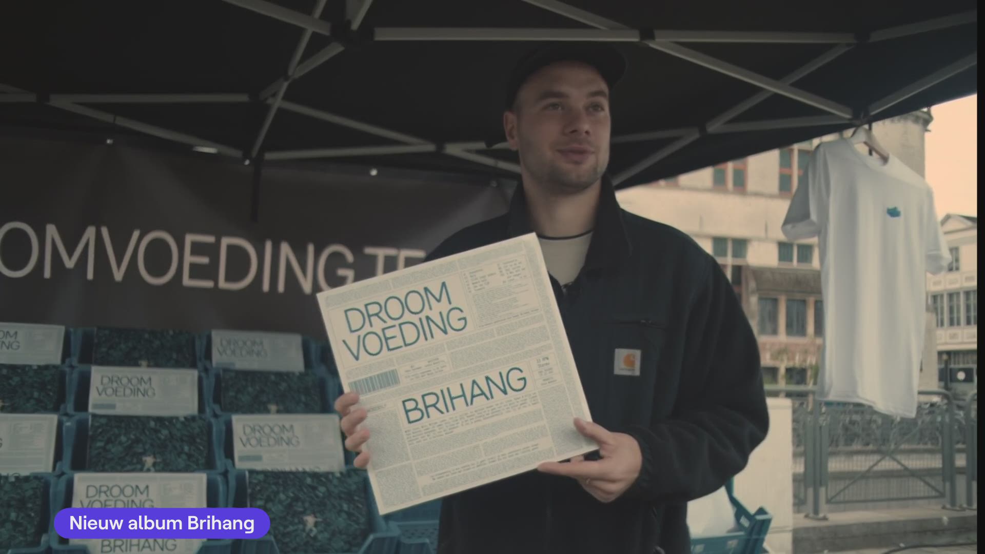 Rapper Brihang brengt zijn nieuwe plaat aan de man op maandagmarkt in ...