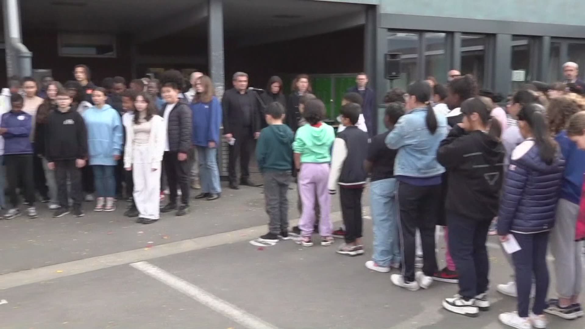 Minuut stilte in alle Franse scholen om vermoorde leraar te herdenken ...