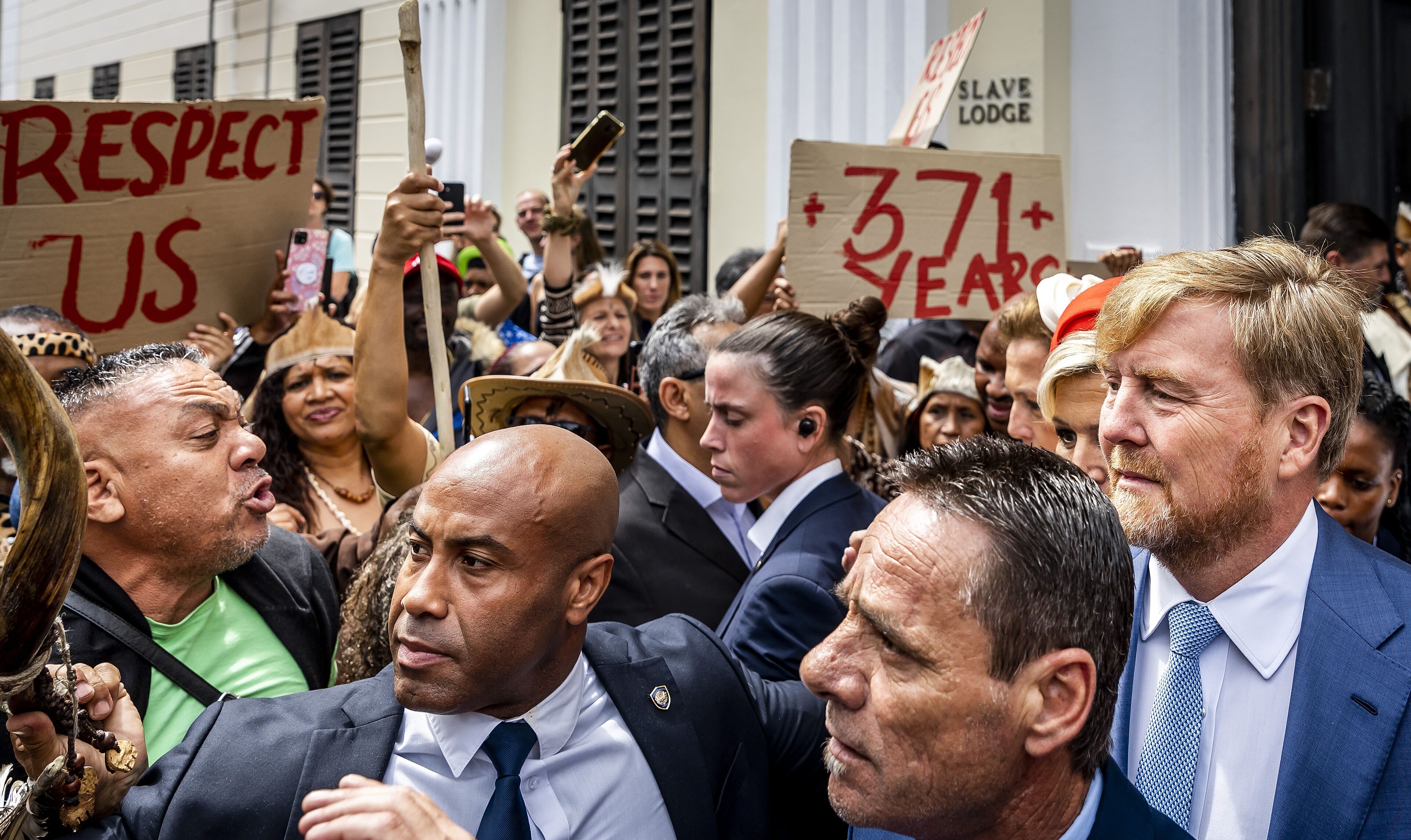 BEKIJK - Nederlands koningspaar moet in Kaapstad boze menigte trotseren ...