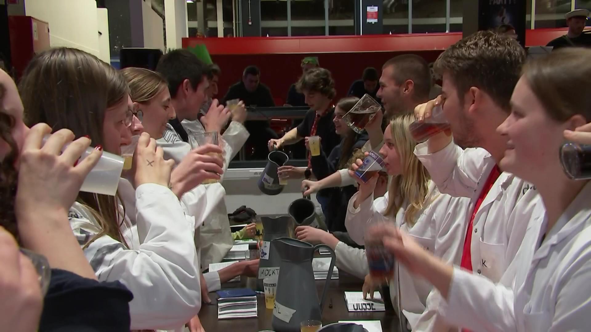 "Io vivat", maar dan zonder bier: Leuvense studenten houden cantus ...
