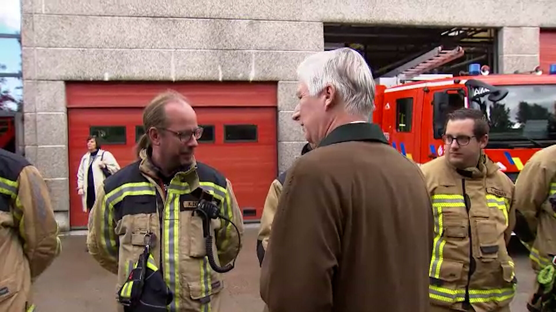 "Dank u voor wat u doet", Koning bedank brandweermannen persoonlijk ...