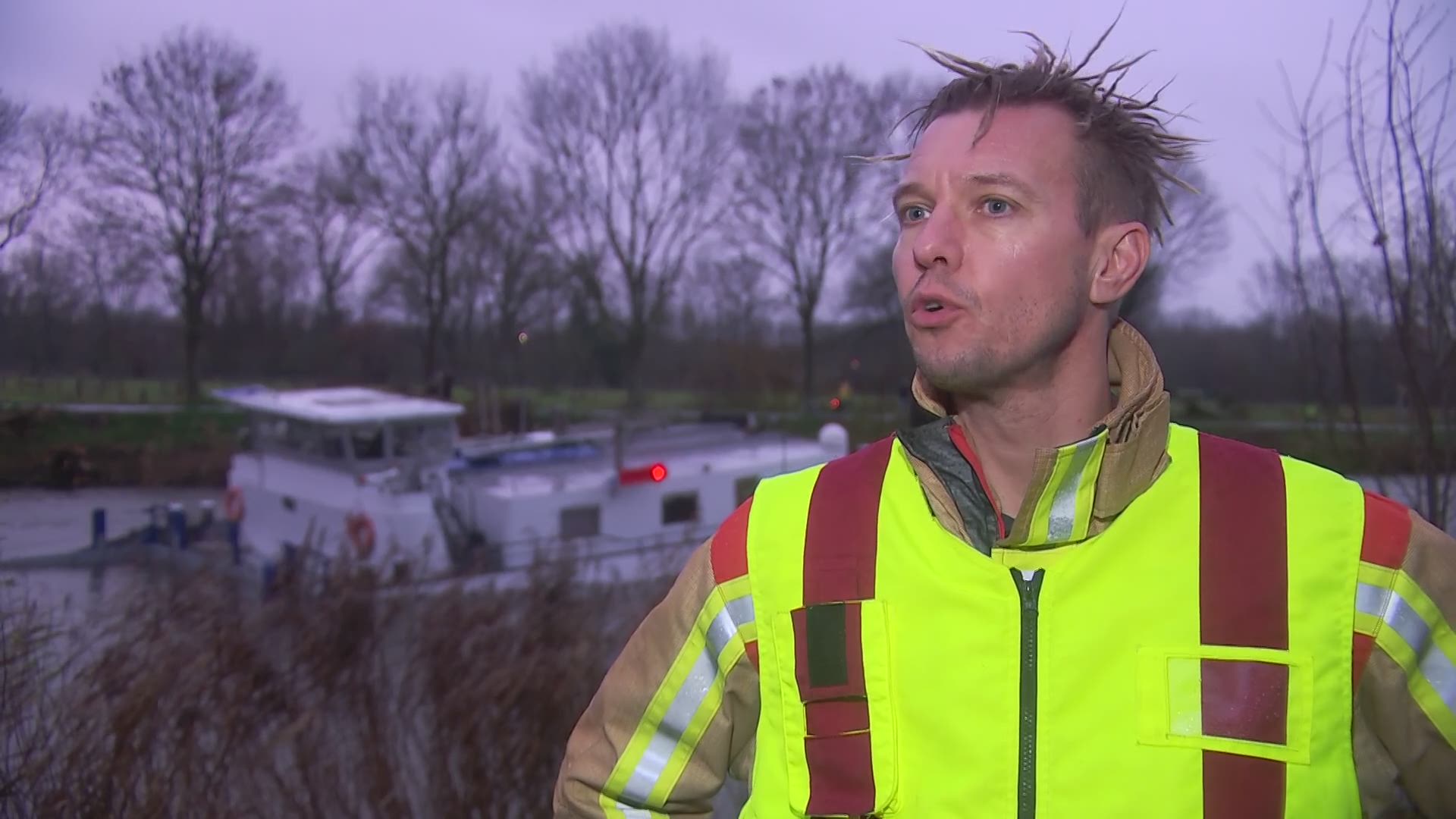 Scheepvaartverkeer onderbroken door gezonken binnenschip op Bovenschelde in Zevergem ...