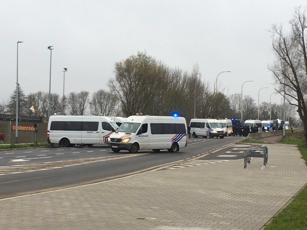Politie pakt 350 klimaatactivisten op bij actie aan luchthaven Deurne ...