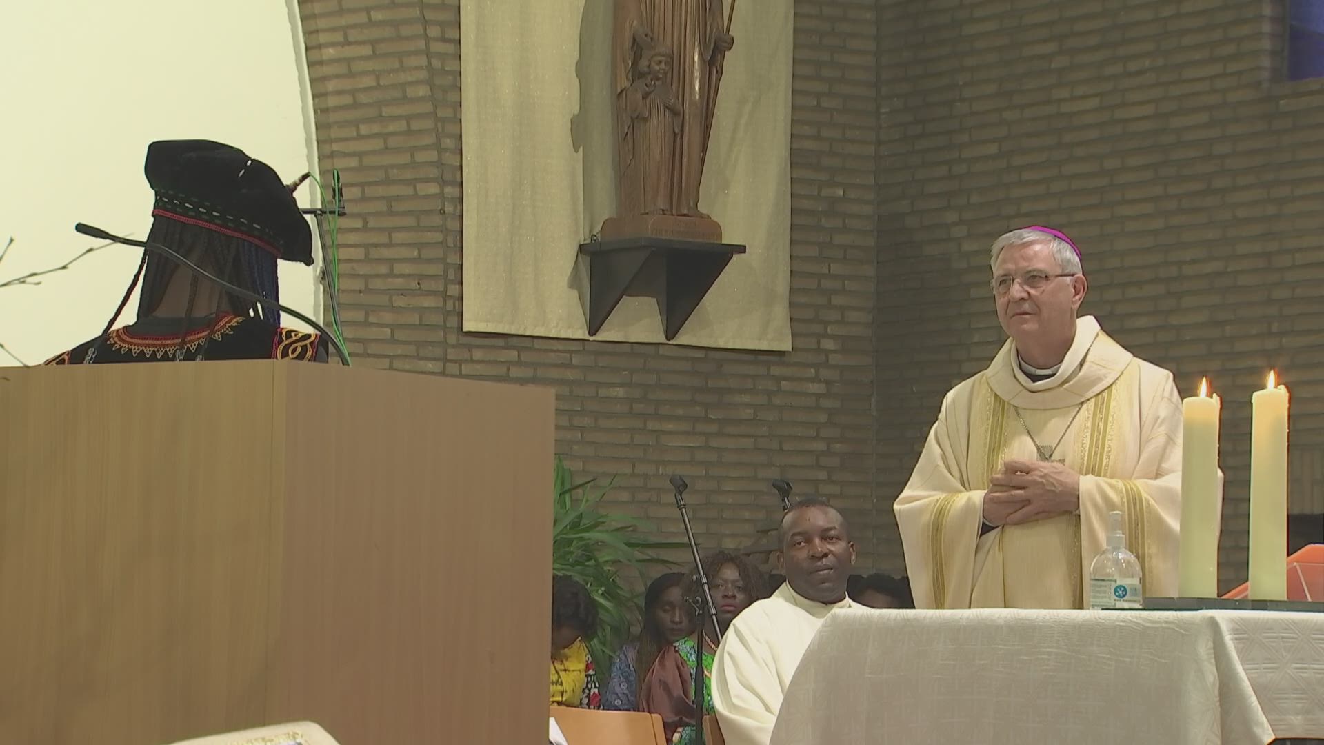 Afrikaanse gelovigen feliciteren Johan Bonny tijdens sfeervolle ...