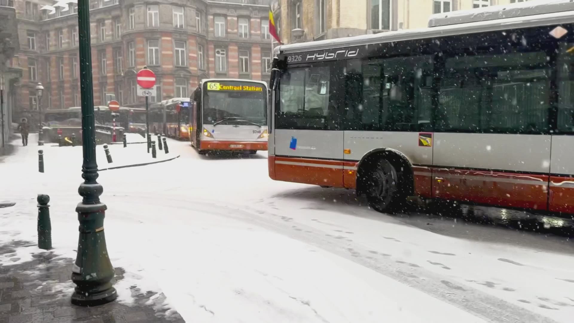 Snow arrives in Flanders triggering disruption | VRT NWS: news