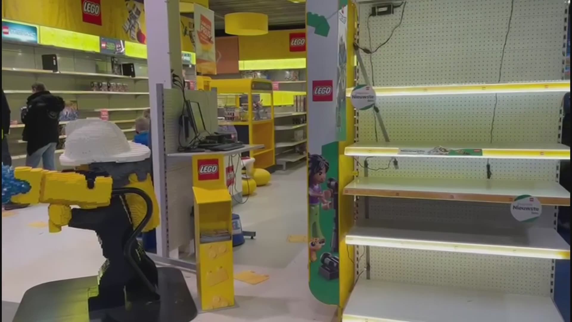 Lege rekken en ruzie aan de kassa: twee dagen voor start uitverkoop al ...