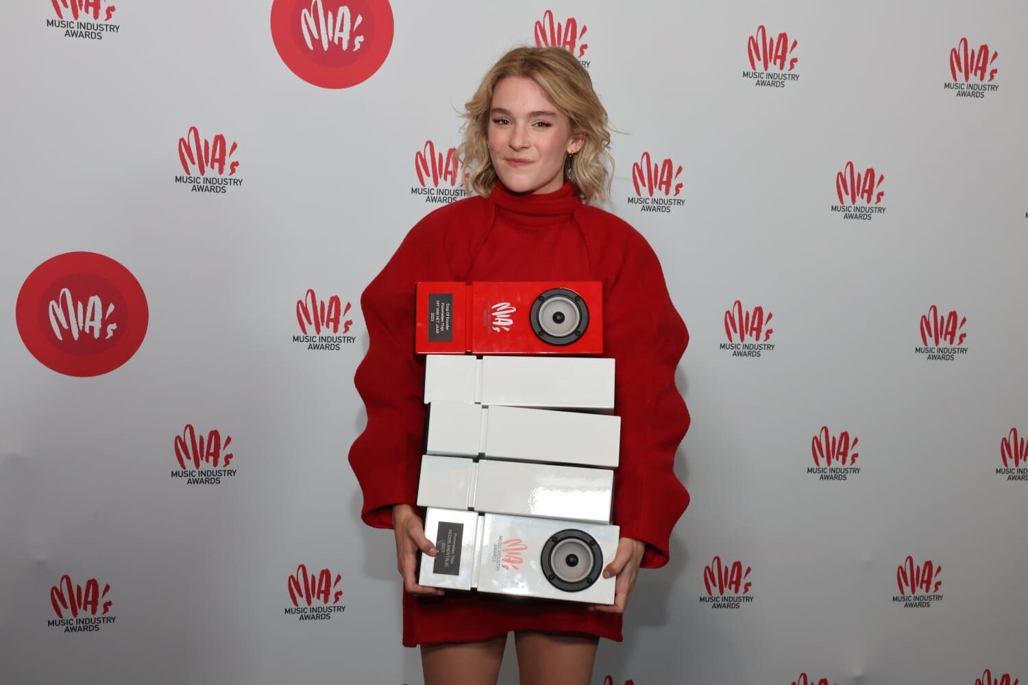 Pommelien Thijs grote winnaar van de MIA's met 5 prijzen, geen enkele andere artiest wint meer ...