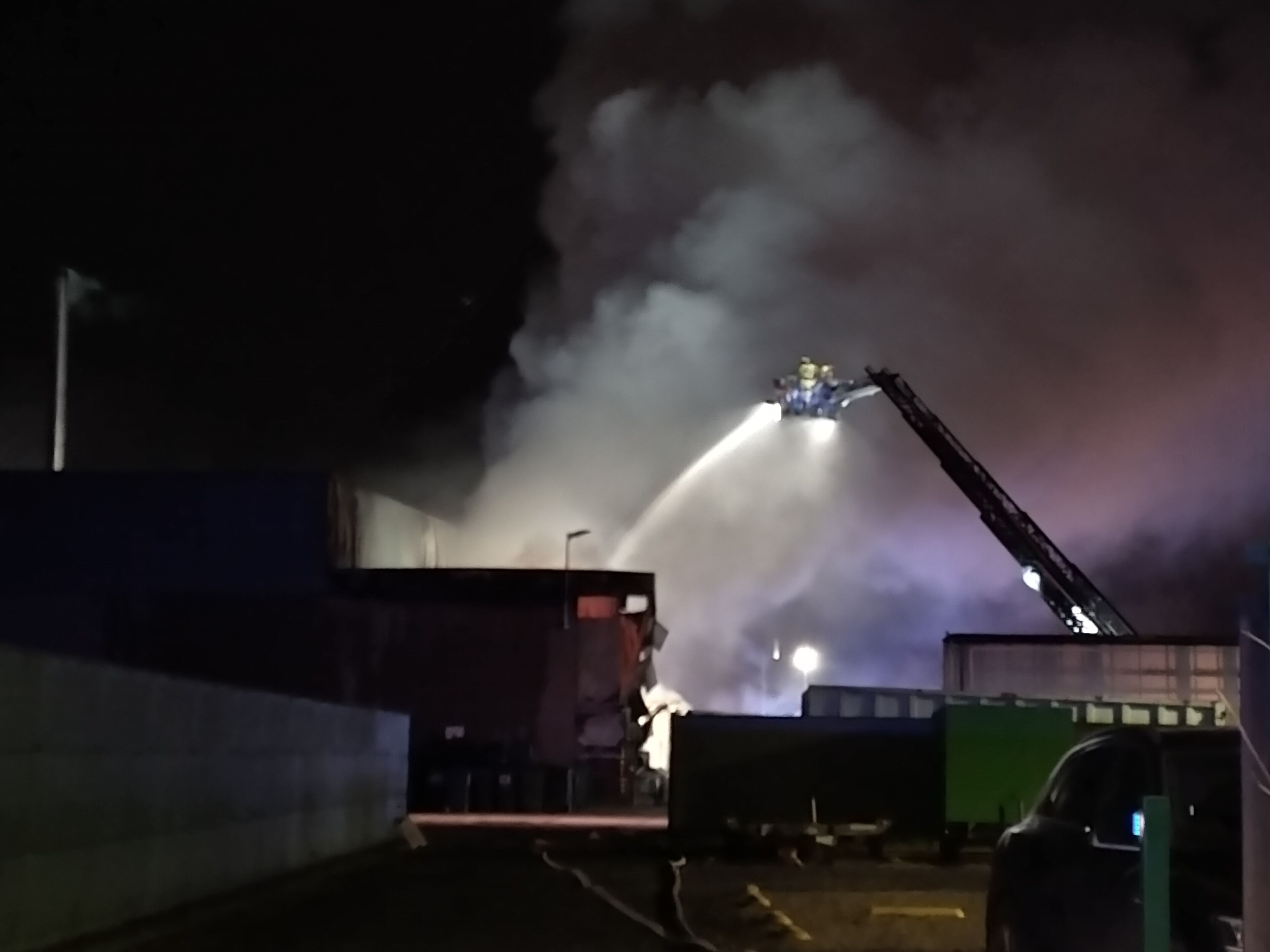 Zware brand bij afvalbedrijf in Zwevegem wellicht ontstaan door batterij in elektrisch toestel ...