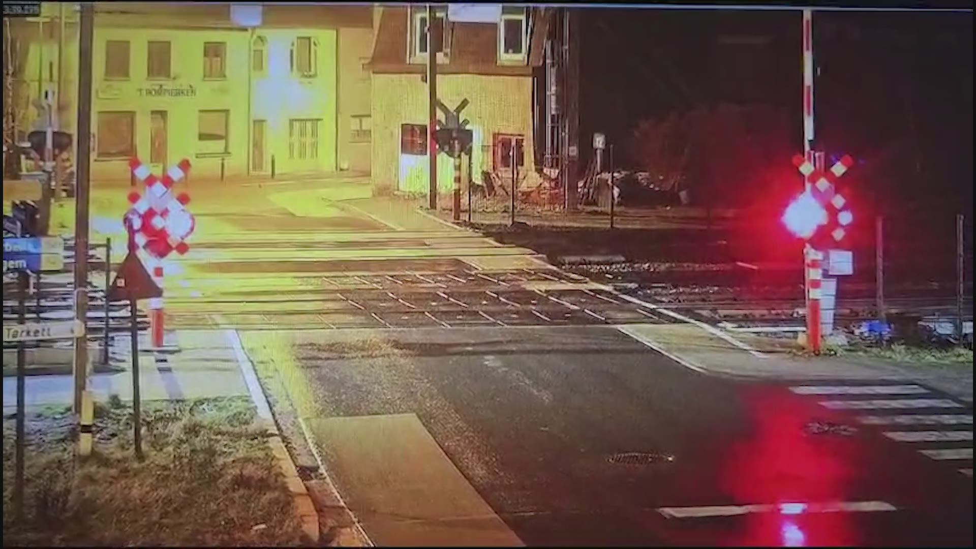 Politie Dendermonde deelt beelden van auto die overweg kruist terwijl ...