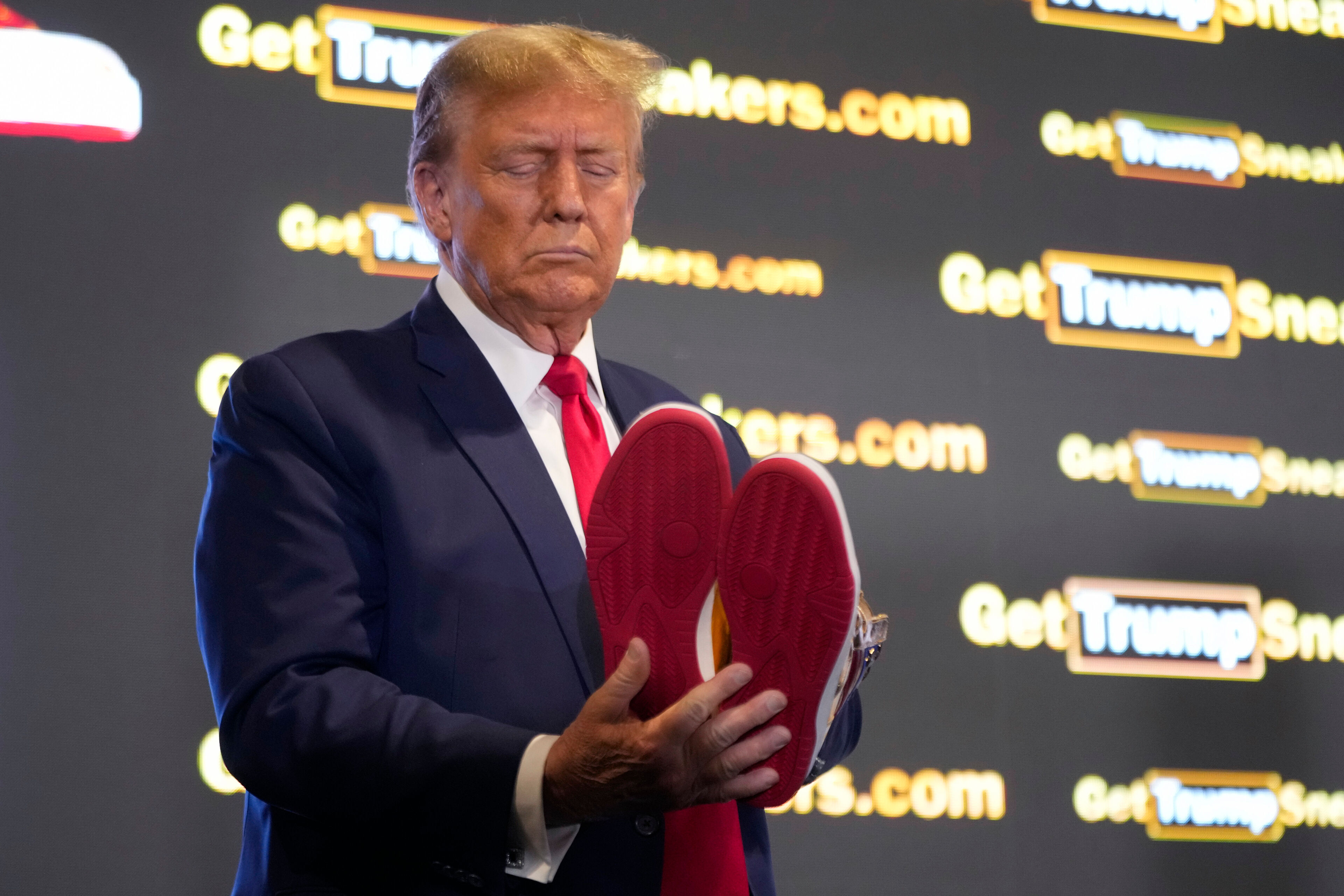 Donald Trump lanceert gouden sneakers en roept jongeren op om te gaan ...