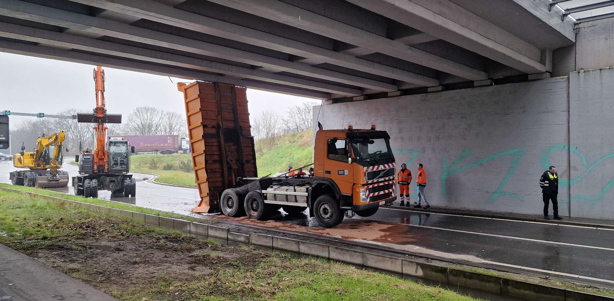 Vrachtwagen rijdt zich klem onder brug in Genk | VRT NWS: nieuws