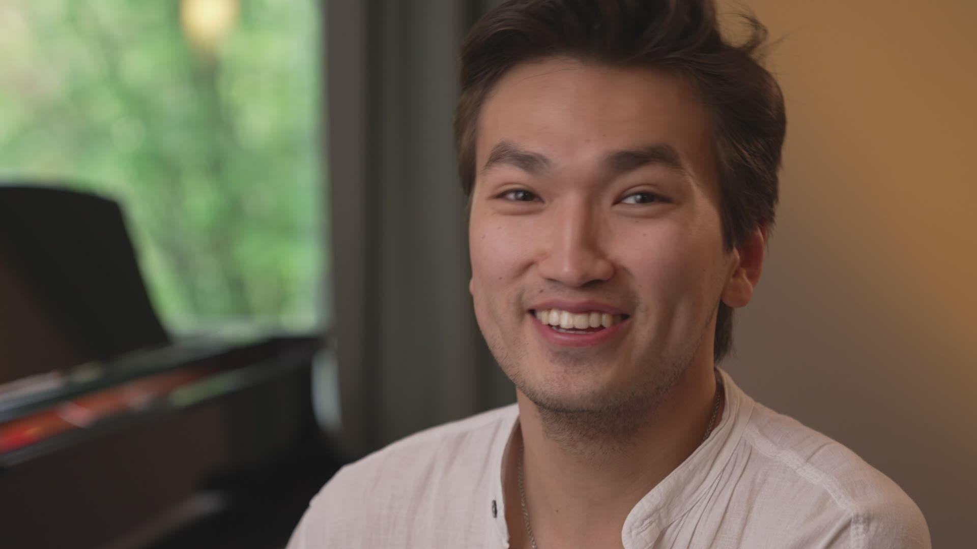 Elisabeth Lucie Baeten en Klaasje Meijer kijken samen naar Koningin ...