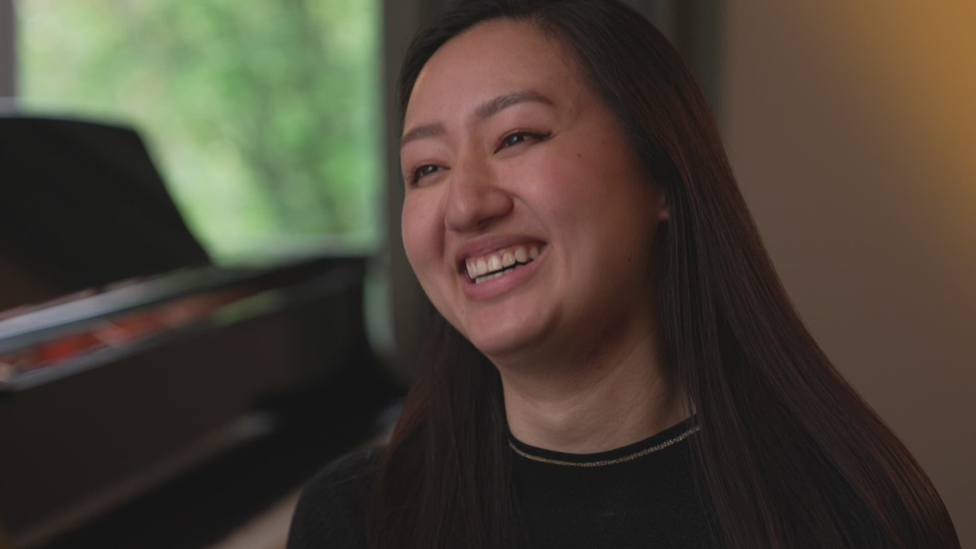 Elisabeth Lucie Baeten en Klaasje Meijer kijken samen naar Koningin ...