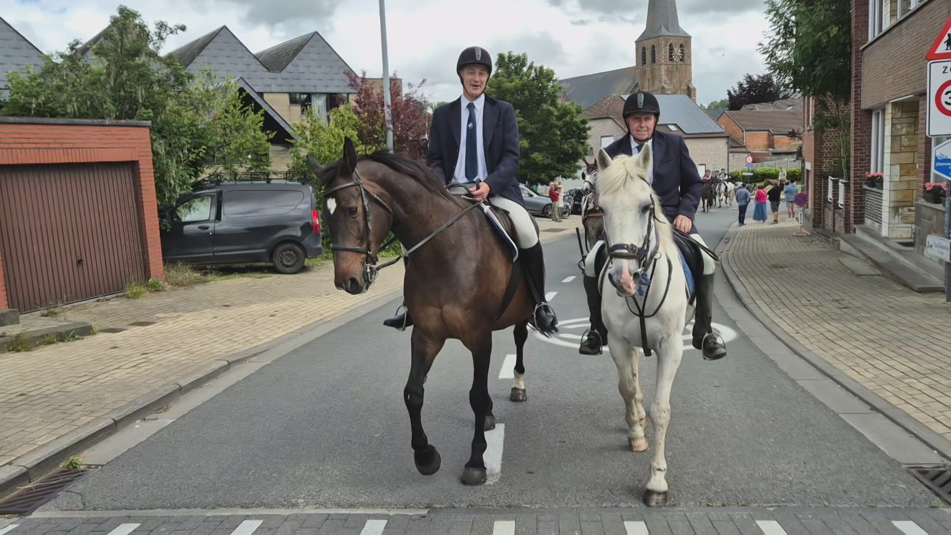 Herman en Alexander De Croo op 80e editie van ruiterommegang in ...