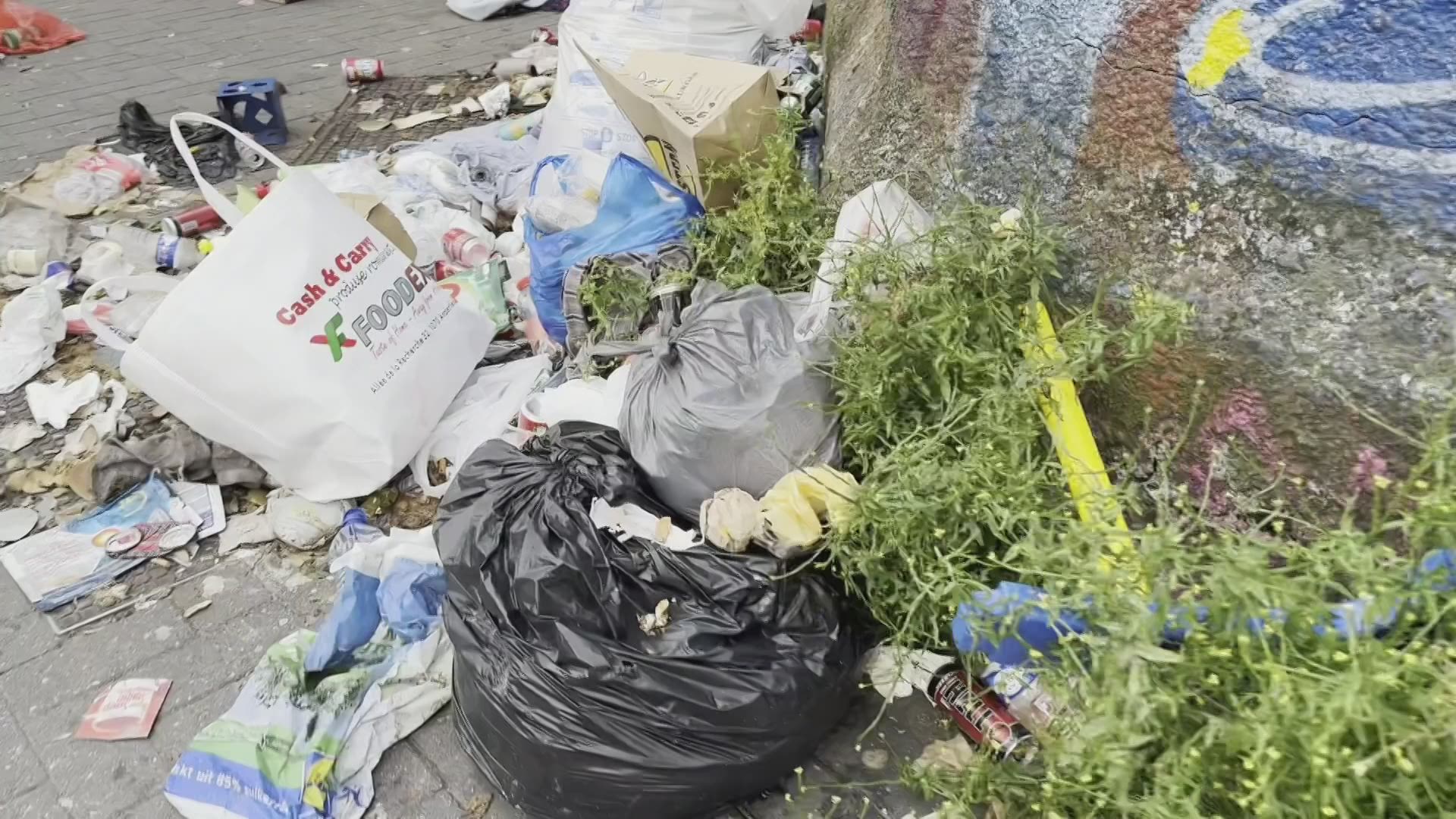 Afvalbergen in Brabantwijk in Brussel leggen problemen met drugs en ...