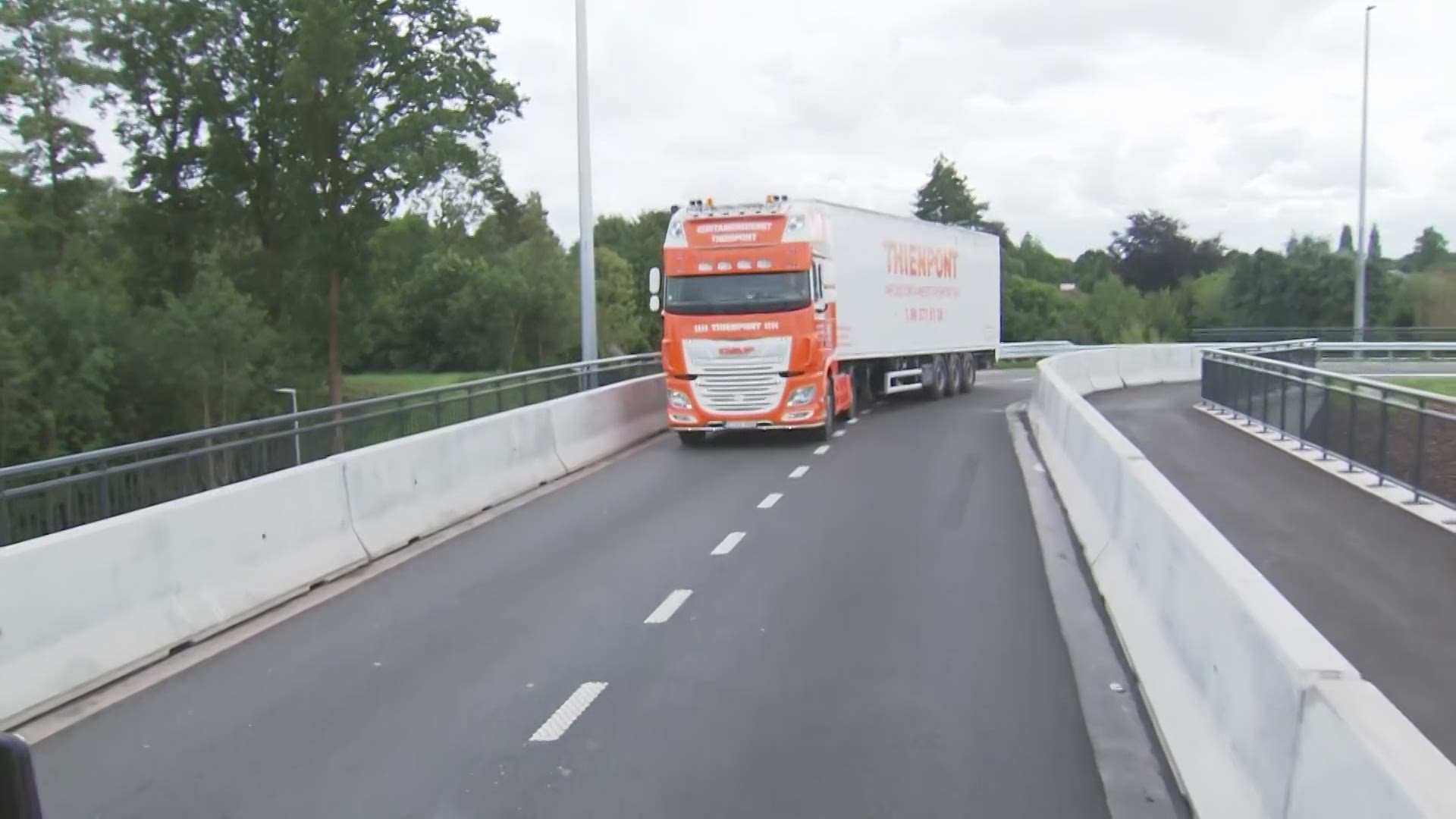 Nieuwe brug over E40 in Drongen blijkt te smal: vrachtwagens en auto's rijden zich vast in de ...