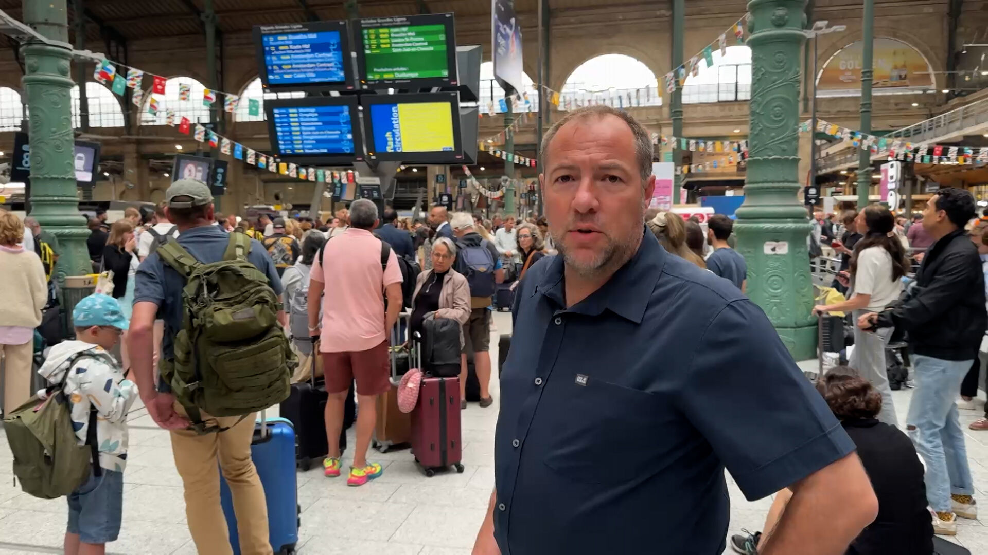 Steven Decraene staat in het Gare du Nord in Parijs | VRT NWS: nieuws