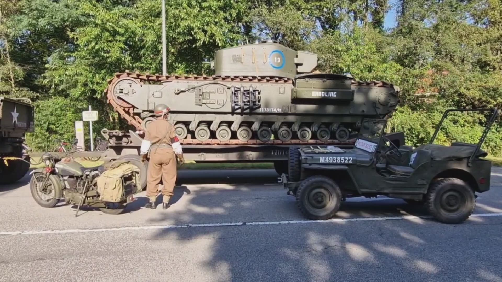 BEKIJK: 300 historische legervoertuigen rijden van Leopoldsburg naar ...