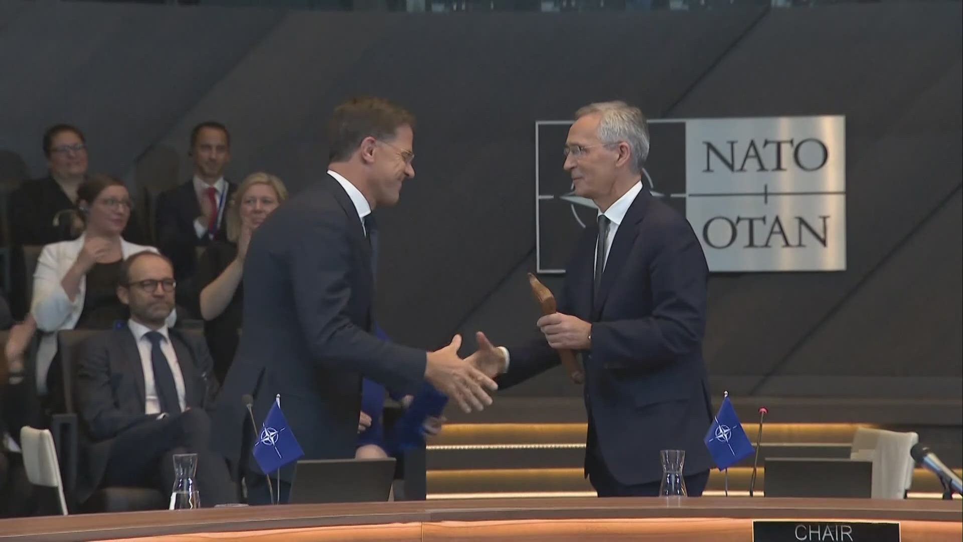 Mark Rutte neemt (letterlijk en figuurlijk) het stokje over van Jens Stoltenberg als NAVO-baas ...