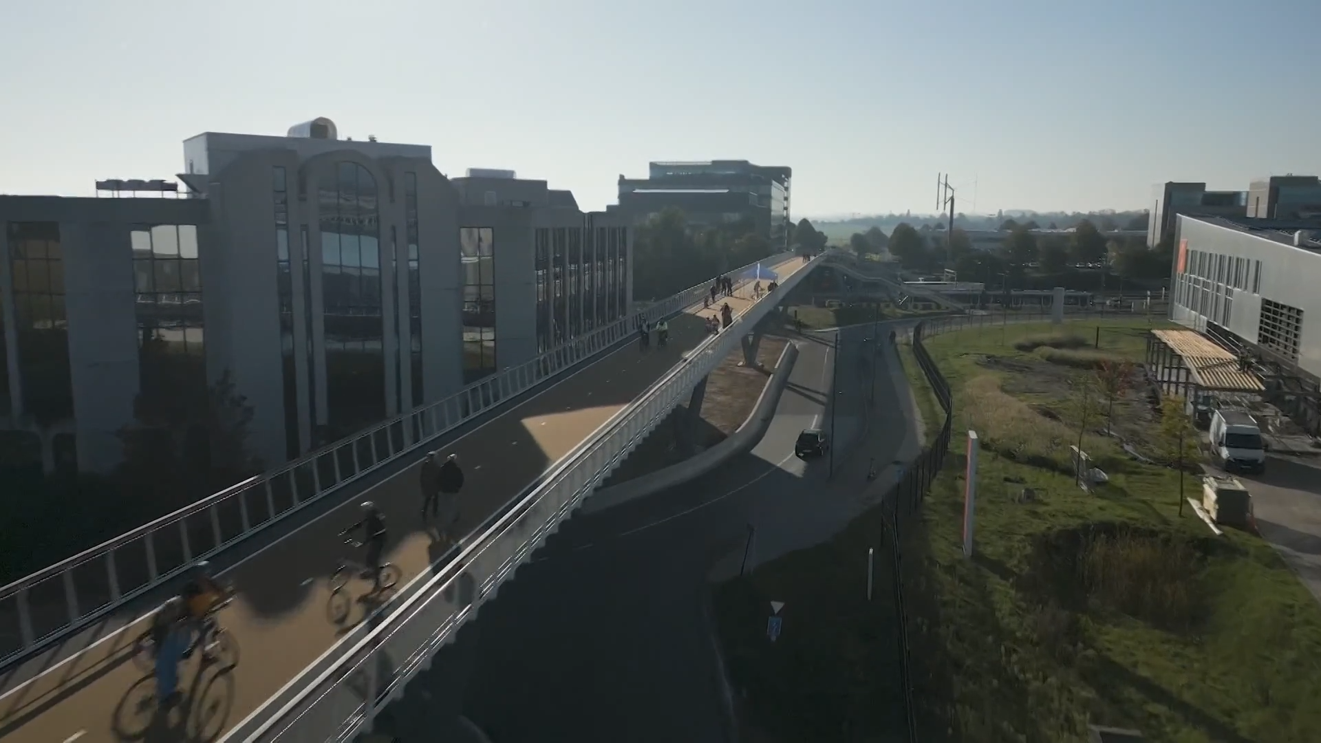 Langste fietsbrug van het land, over de A201 tussen Zaventem en ...