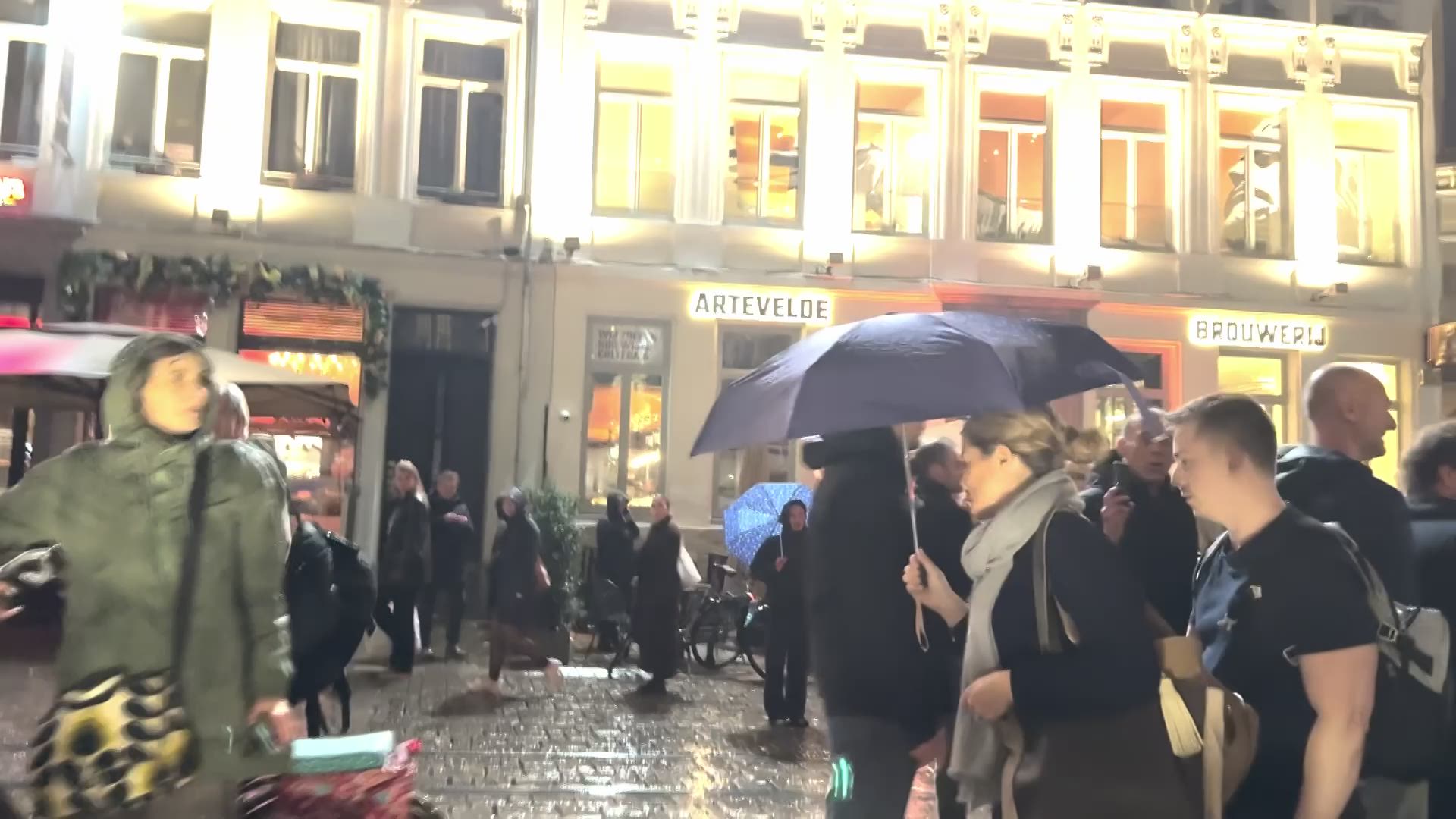 250 mensen houden wake aan stadhuis Gent na exit van Groen: "Gent is ...