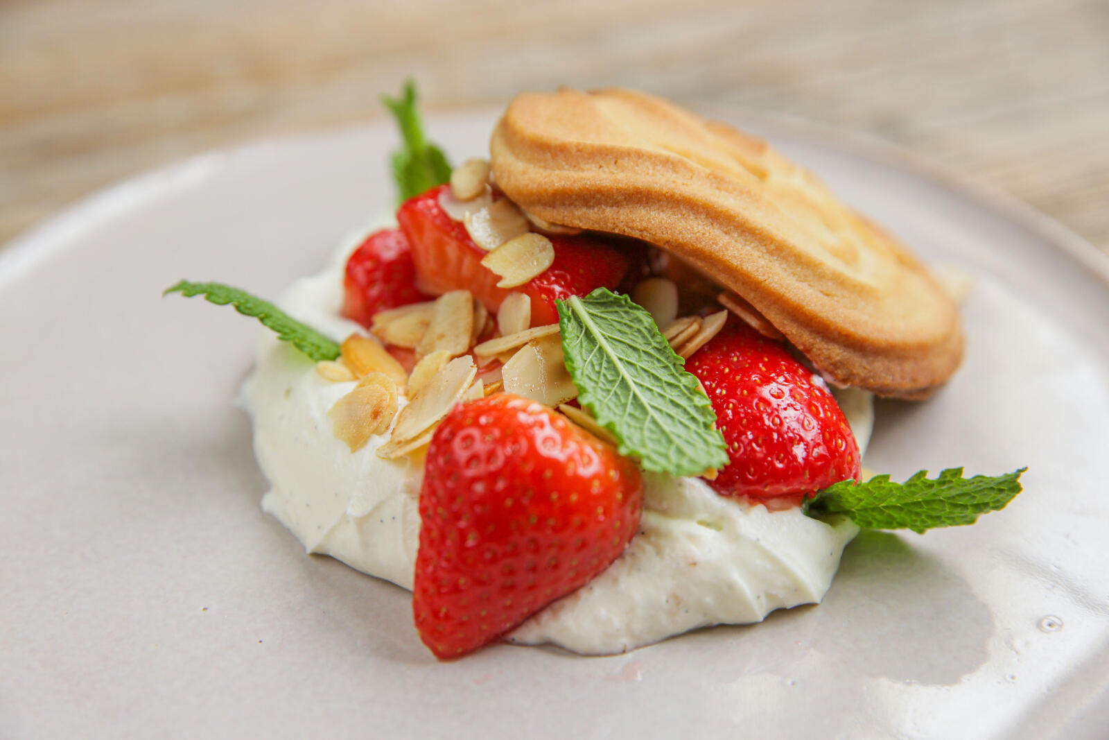 Hangop met amandel en vanille met aardbeien en verse spritskoeken ...