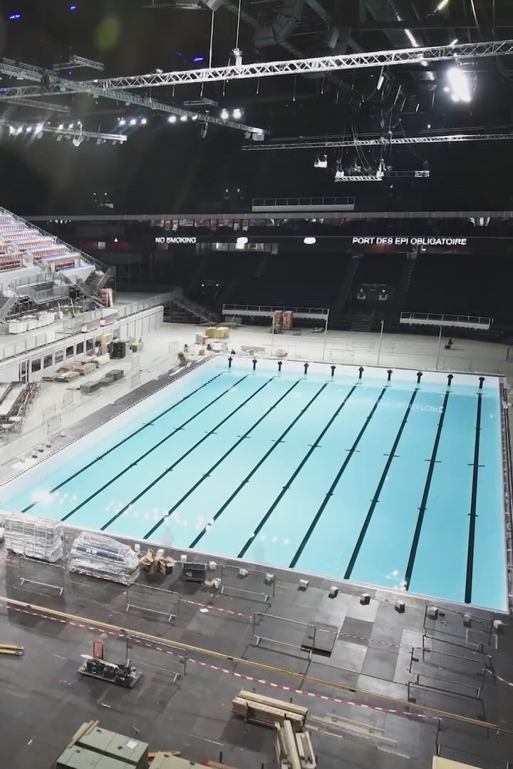 VIDEO - In maand tijd van concerthal tot olympisch zwembad: zwemmers ...
