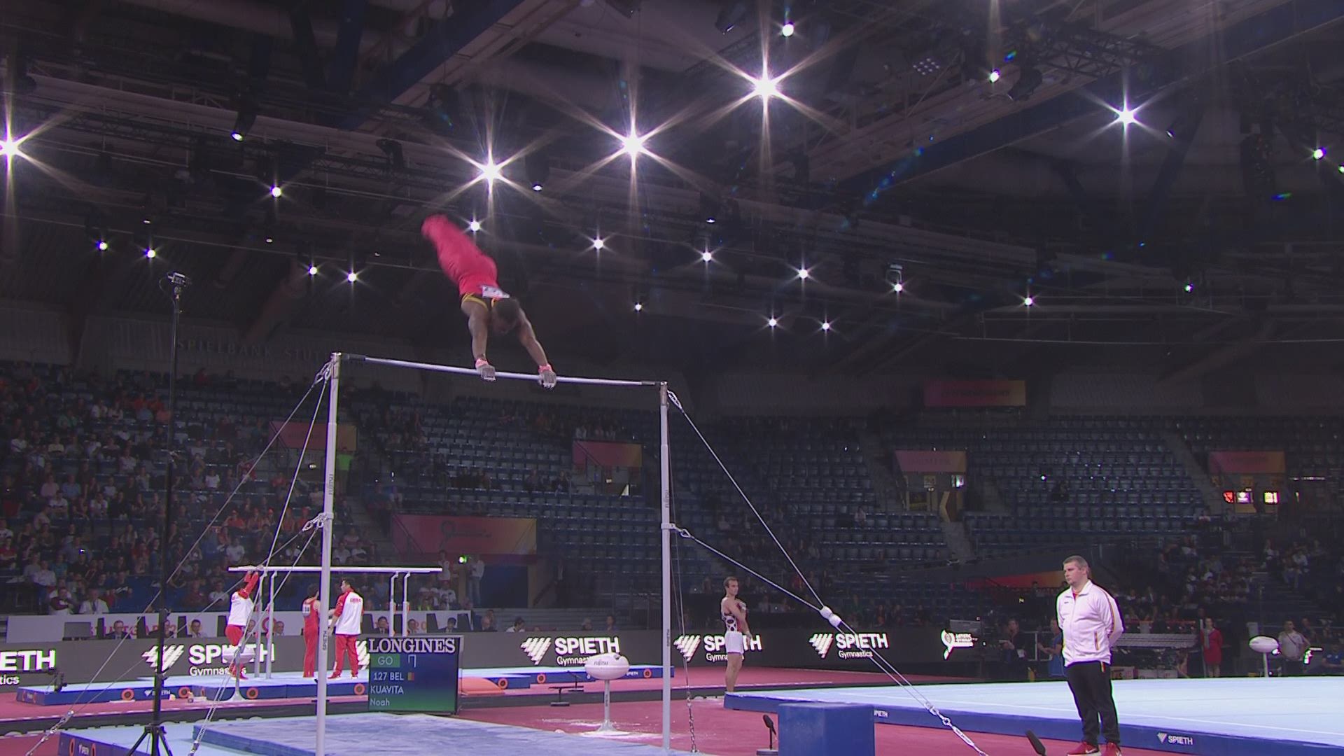 Kuavita zorgt voor spektakel aan rekstok met driedubbele salto | WK ...